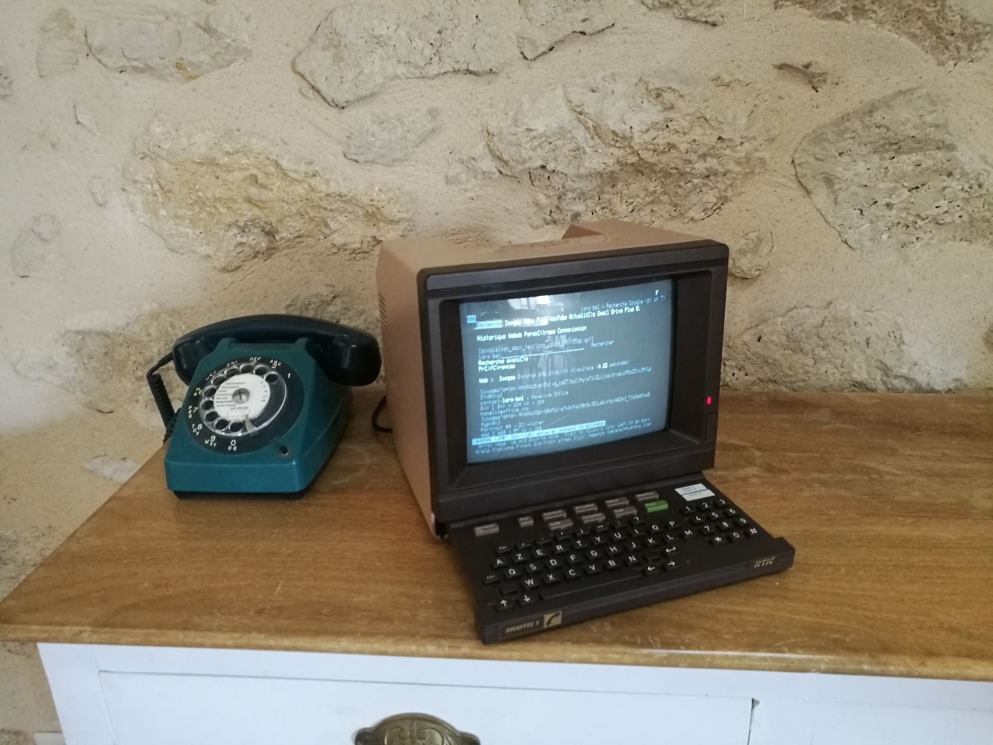 Vintage Tech: Le Minitel : 6 Steps - Instructables