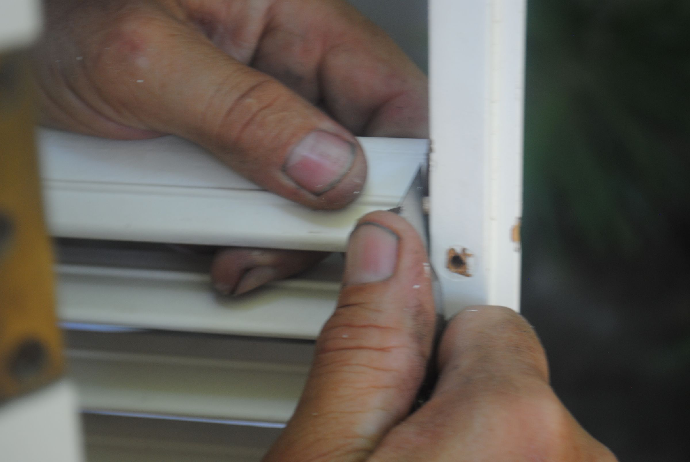 How to Repair Broken Slats on Louvre Shutters : 3 Steps (with Pictures ...