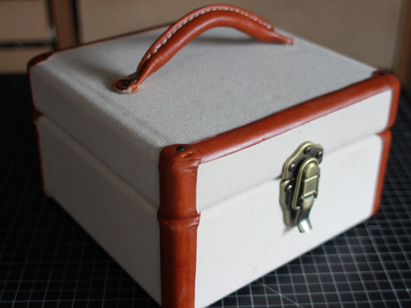 Vintage Style Keepsake Box in Canvas & Leather : 13 Steps (with ...