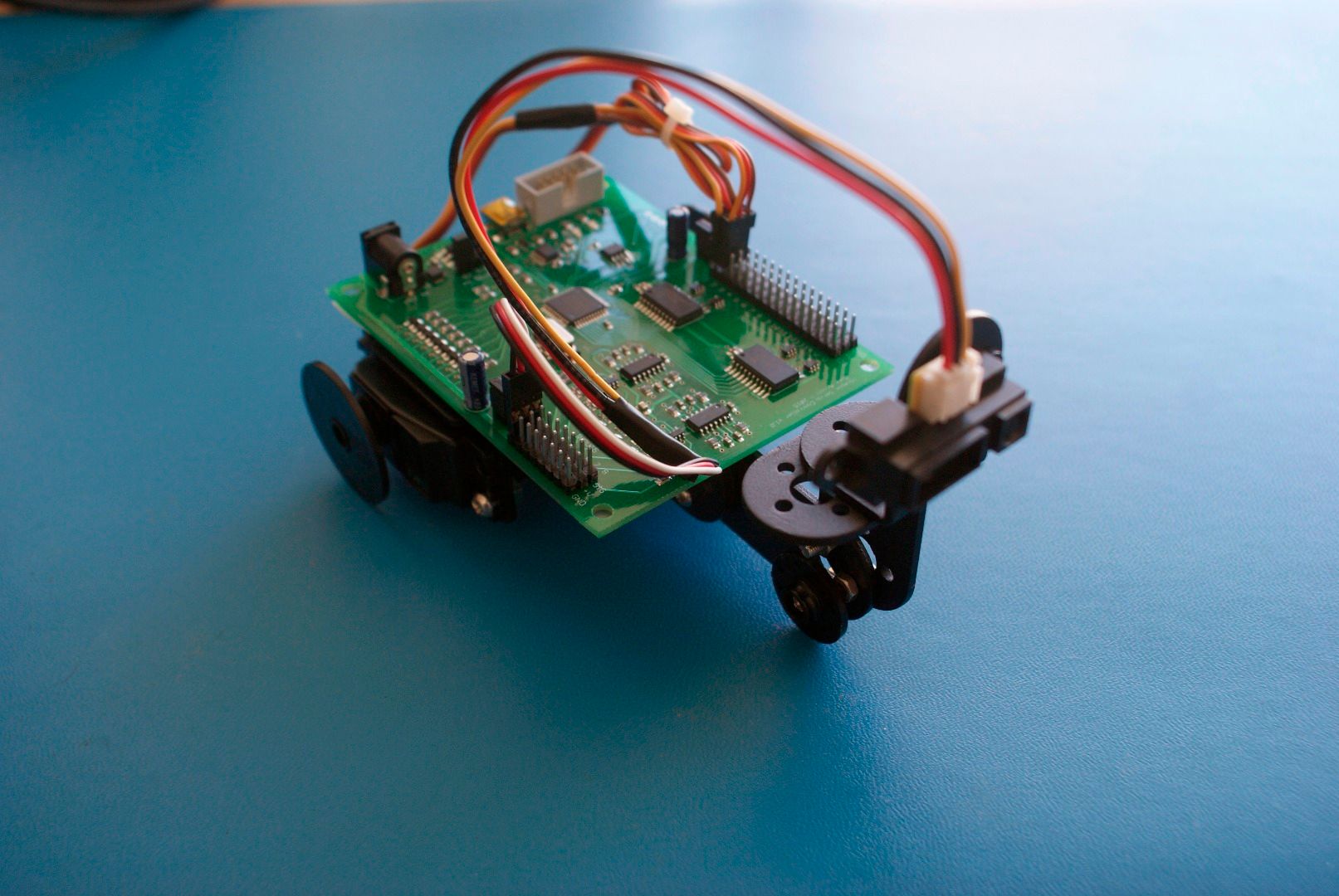 Distance Keeping Robot With the Smart Servo Controller : 5 Steps ...