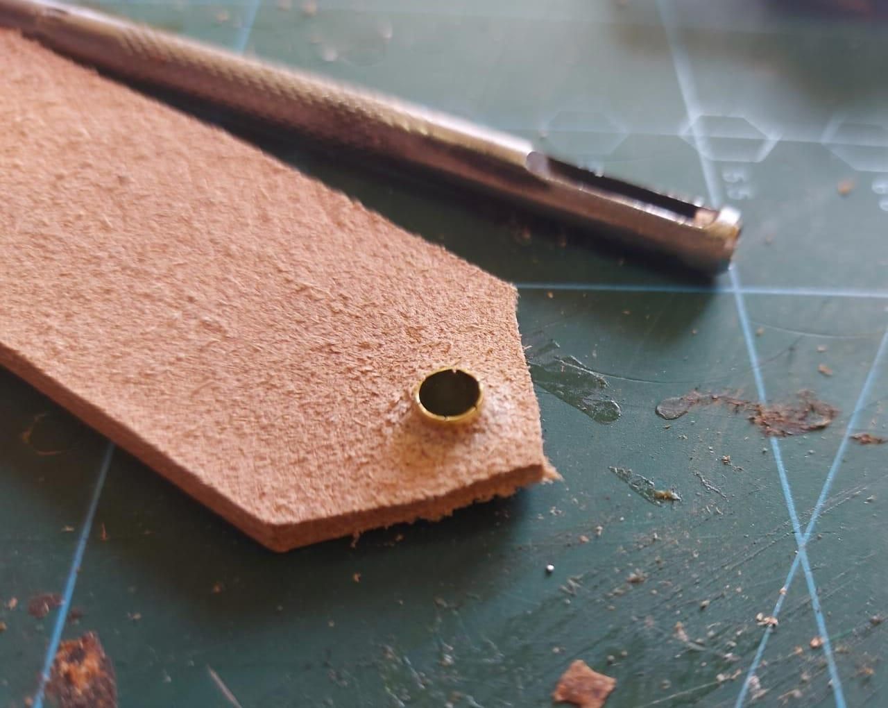 How to Make a Leather Keychain/Keyring/Keyholder : 5 Steps (with ...