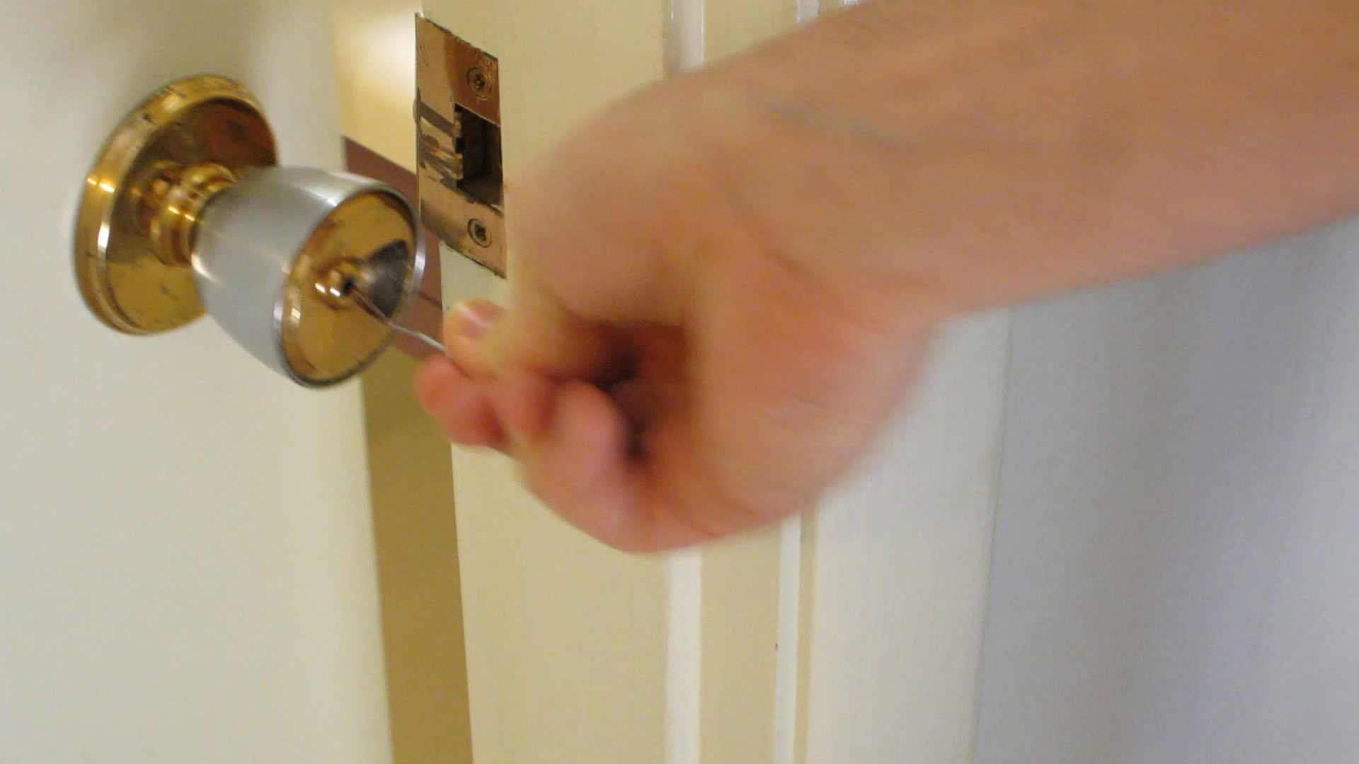 How to Pick Simple Locks/Latches With a Paper Clip : 6 Steps (with ...