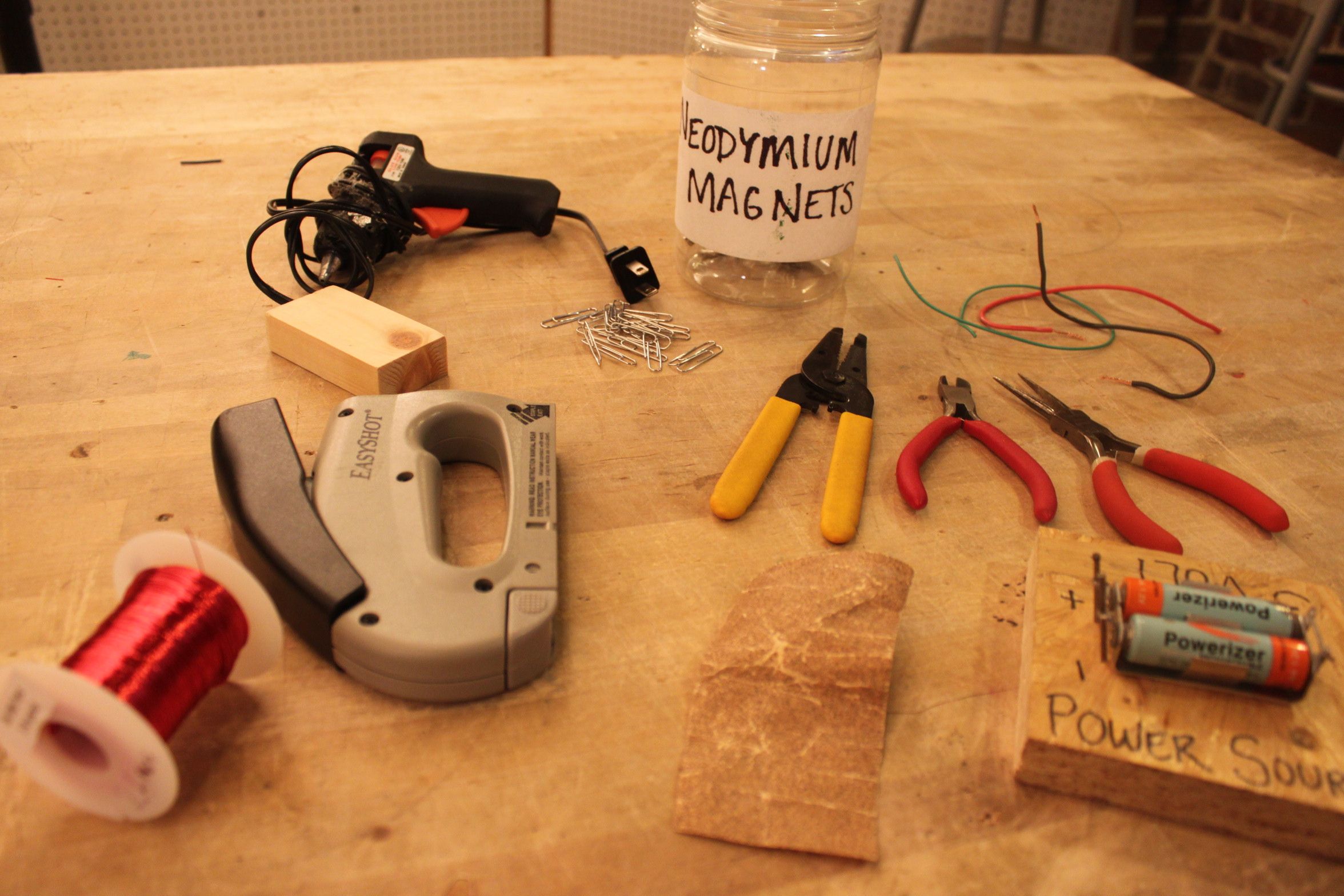 How to Make a Simple Motor : 8 Steps (with Pictures) - Instructables