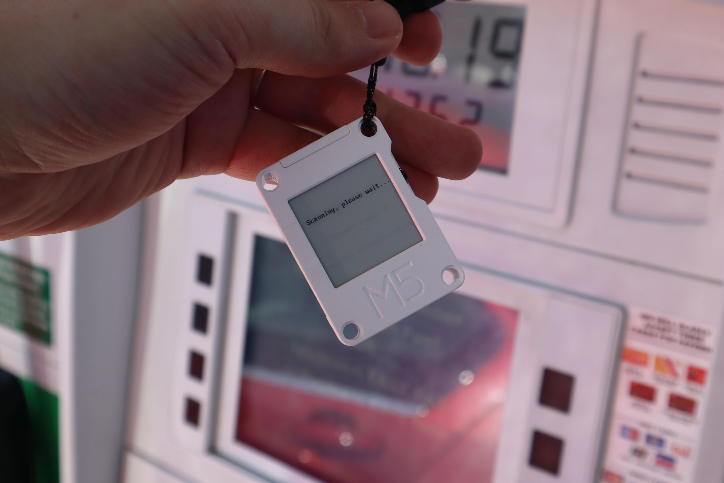 Making an E-ink ESP32 Credit Card Skimmer Detecting Keychain : 10 Steps ...