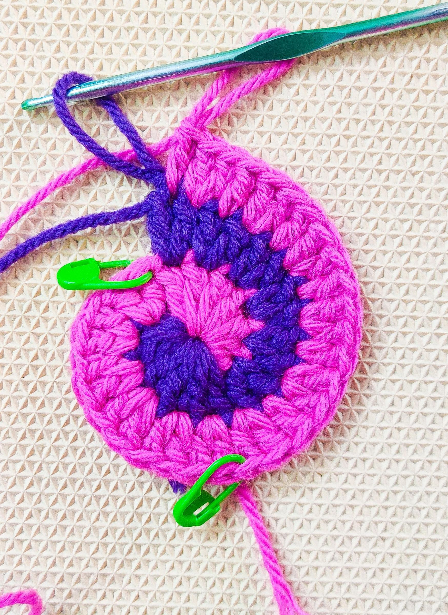 How to Make a Solid Two Color Spiral Crochet Circle : 8 Steps (with ...
