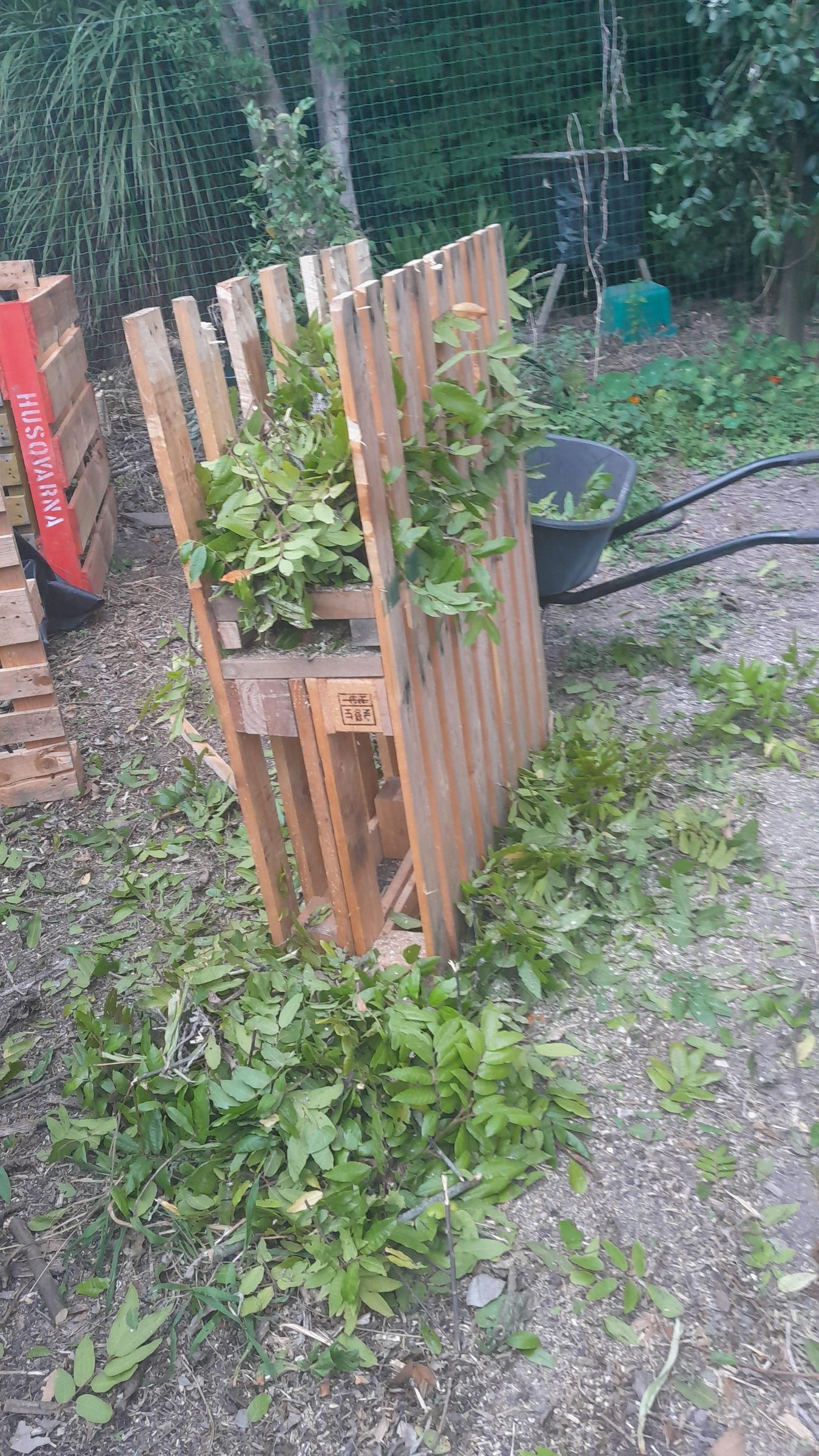 DIY Pallet and Chainsaw Mulching Rack - for Easy Vegetation Shredding ...