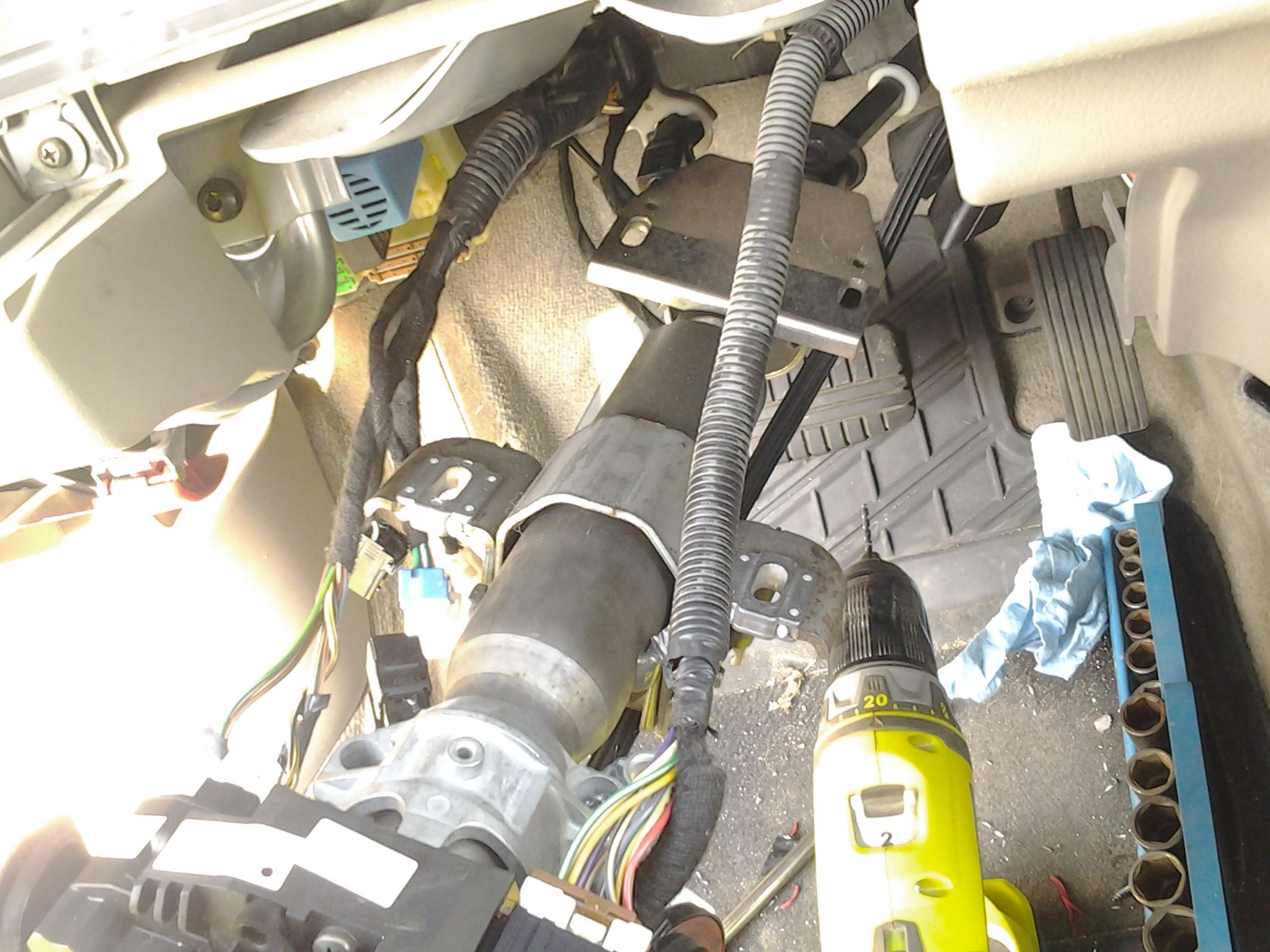 Steering Lock Replacement, 2004 Volvo V40 : 10 Steps (with Pictures ...
