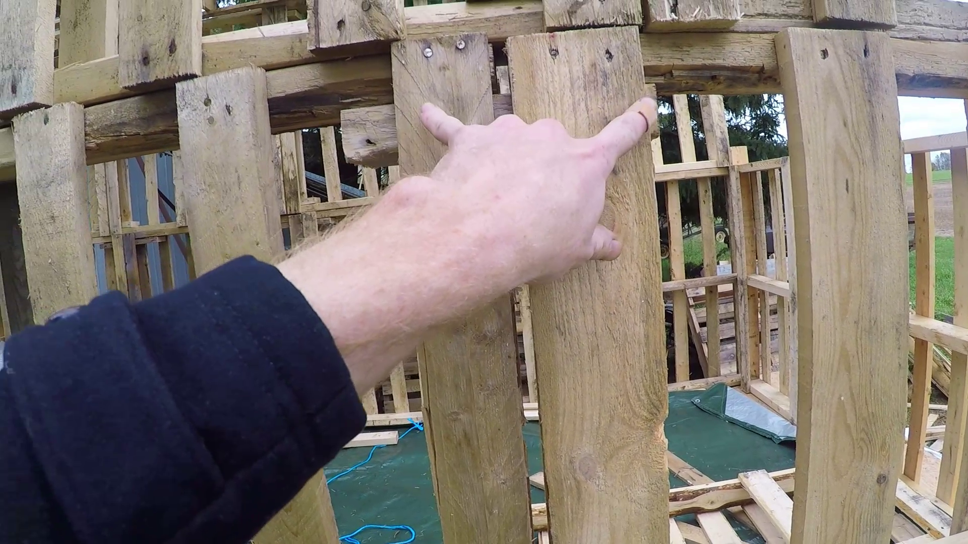 How to Build an Off-Grid Tiny House on a Wagon Using Free Pallets : 8 ...