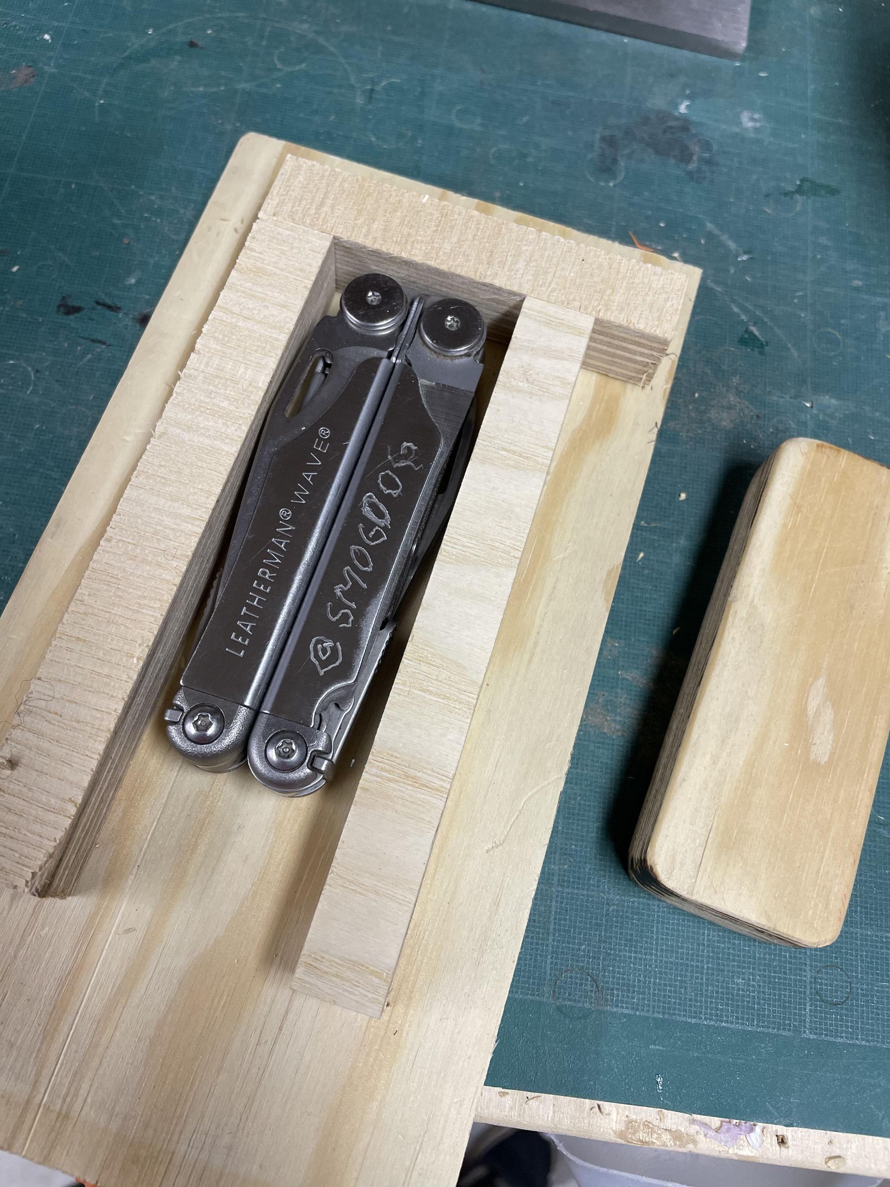 Leatherman Horizontal Sheath : 12 Steps (with Pictures) - Instructables