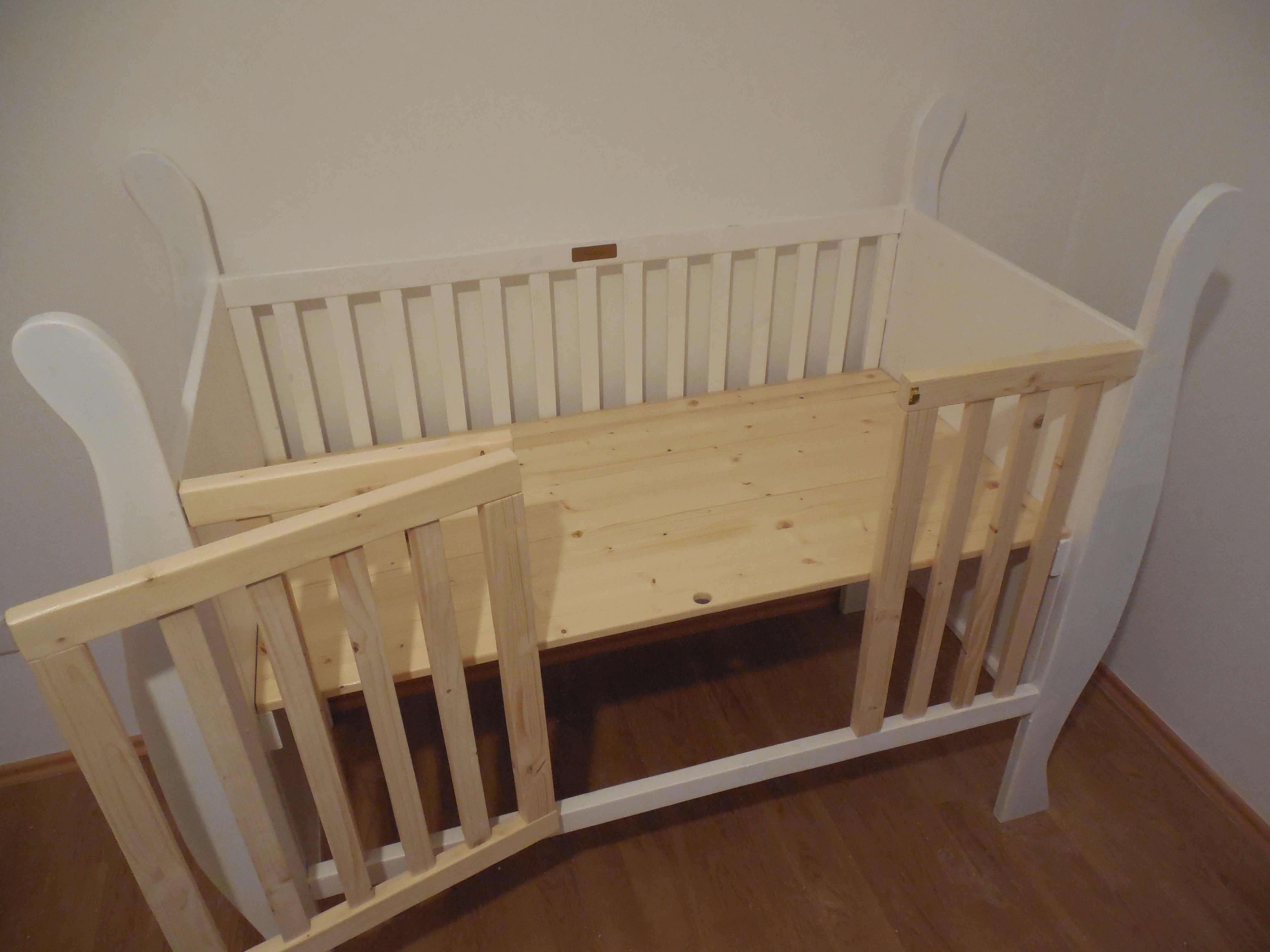 Baby Bed With Adjustable Base Height (and It's a Day Seat) : 6 Steps ...
