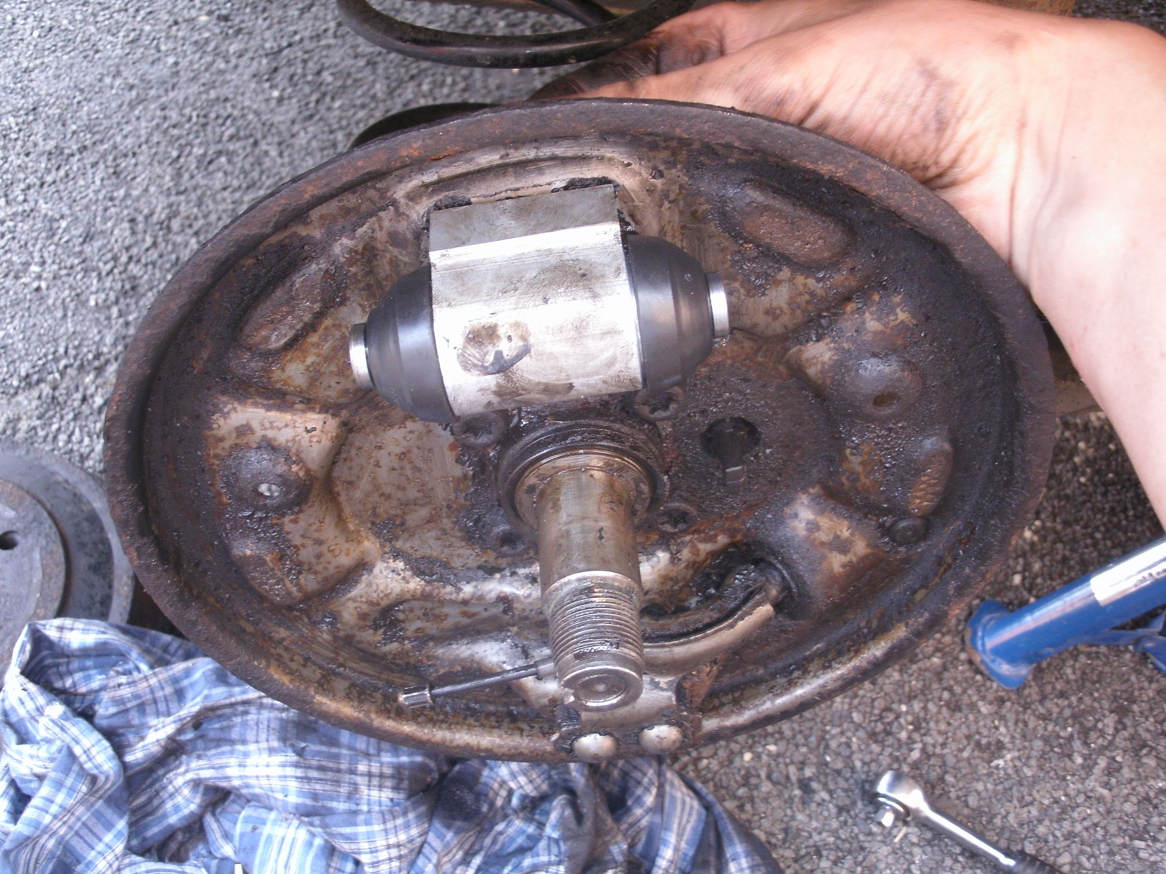Replacing Rear Brake Shoes and Brake Cylinder on an '06 Citroen C3 : 5 ...