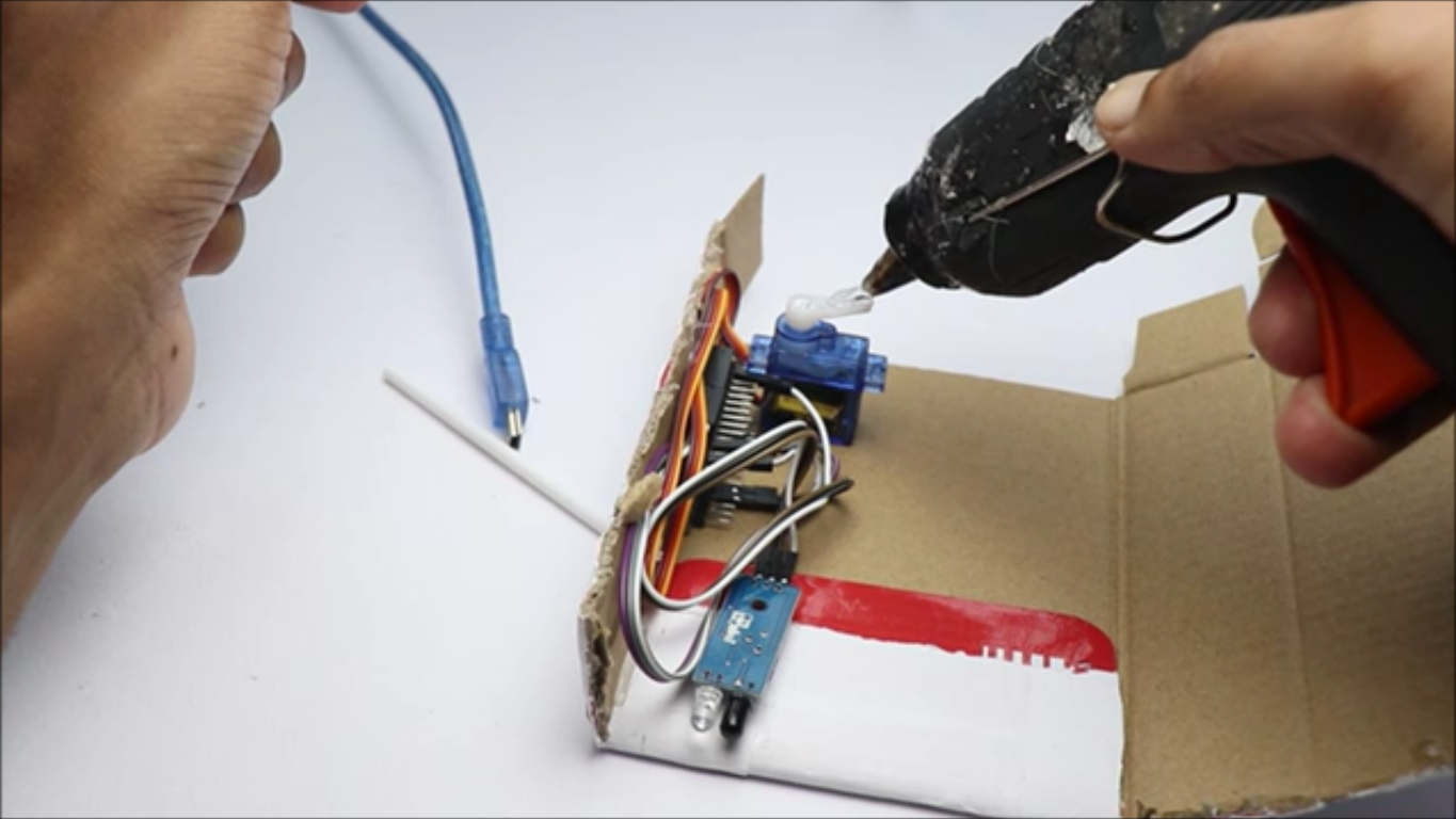 How to Make Spooky Box That Drops Spider for a Creepy Surprise : 8 ...