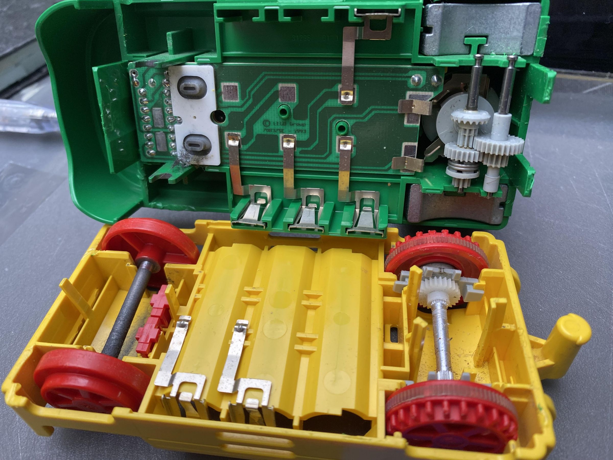 Repair of a Lego Duplo 2933 and a Duplo 2962 Train Engine - Instructables