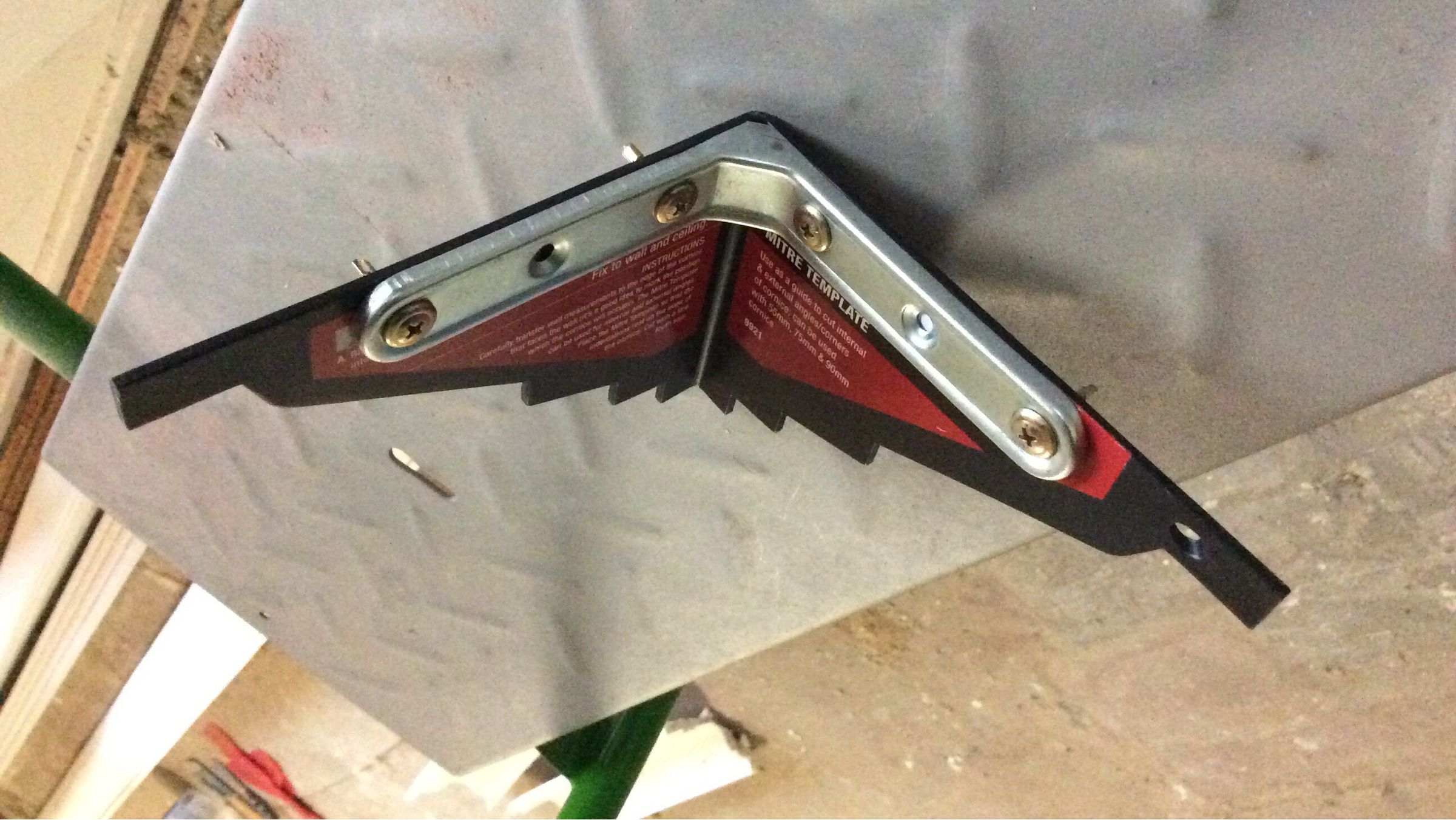 Try Your Hand at Installing Cornice : 5 Steps (with Pictures ...
