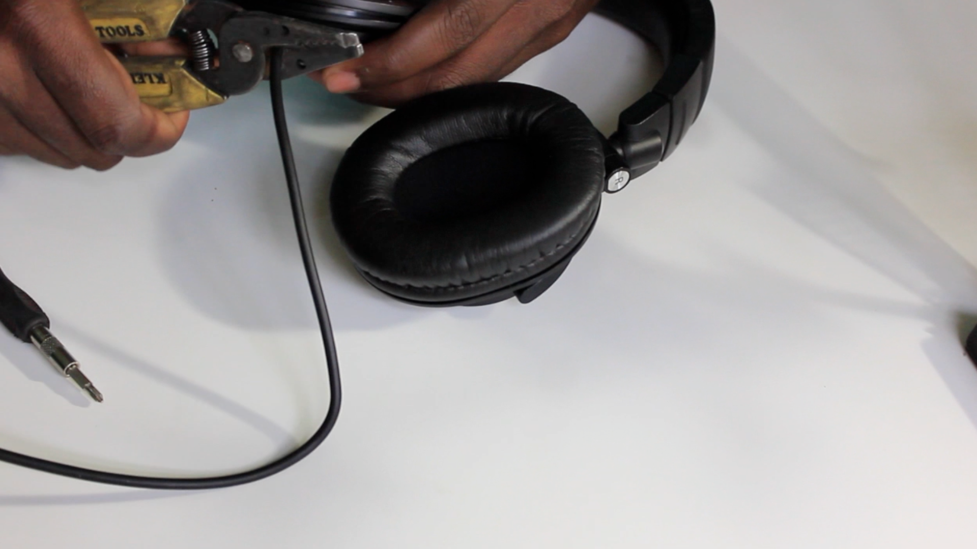 Audio Technica ATH M50s Removable Cable Mod : 6 Steps - Instructables