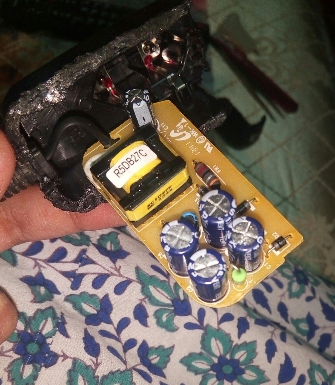 DISMANTLE- SAMSUNG CHARGER : 4 Steps - Instructables