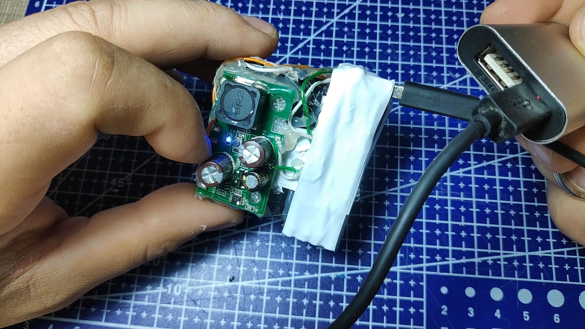 DIY Mobile Phone Battery Power Bank : 5 Steps - Instructables