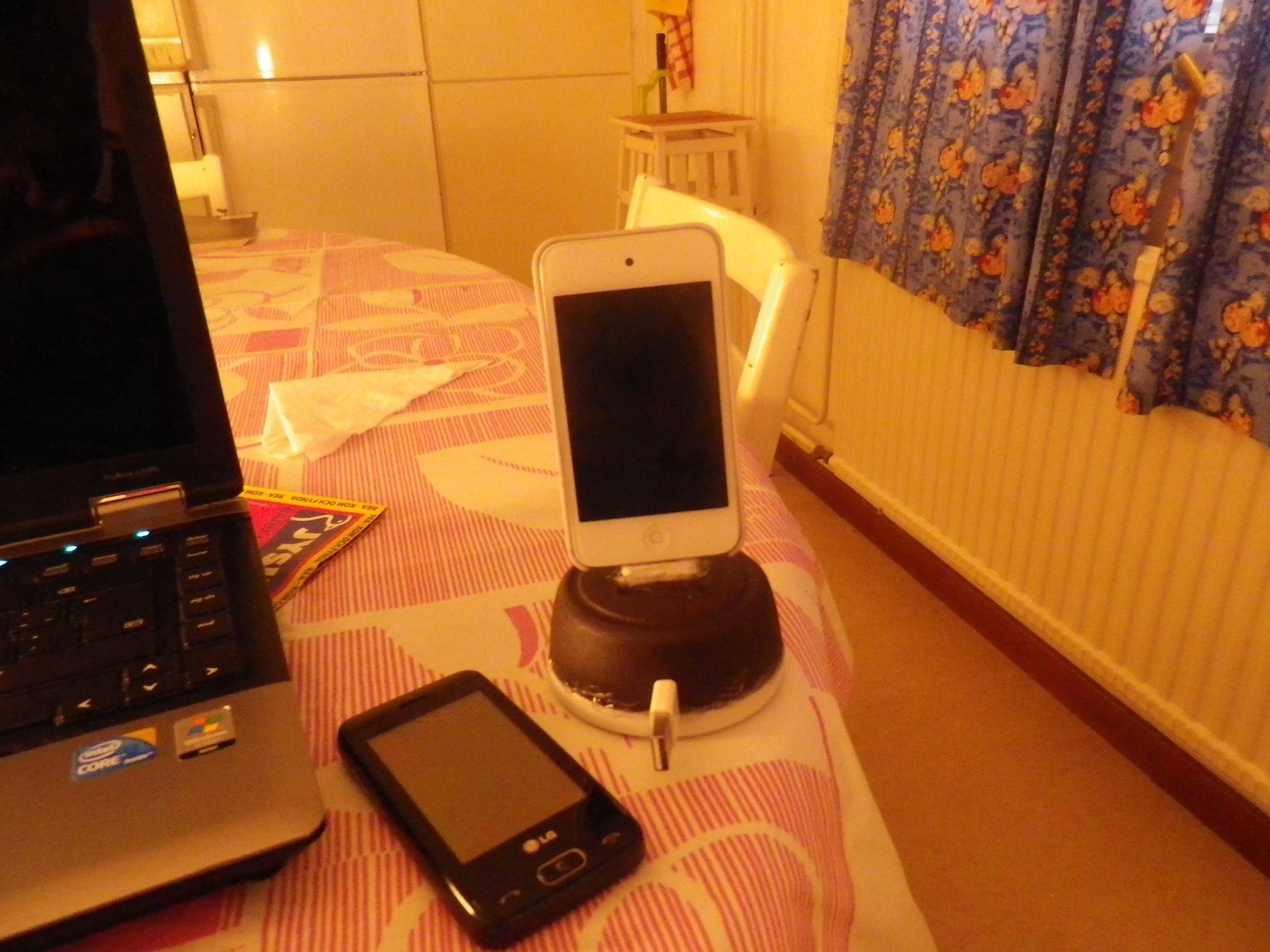 How to Create Ipod Touch/iphone Dock Easy : 3 Steps - Instructables