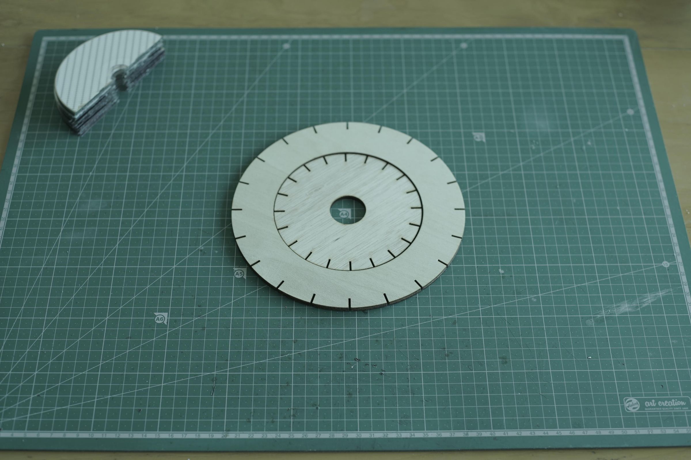 CD-Lamp : 8 Steps - Instructables