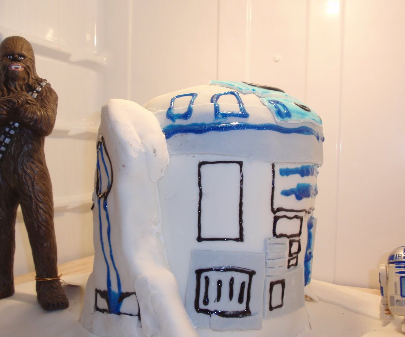 R2-D2 Cake : 6 Steps - Instructables
