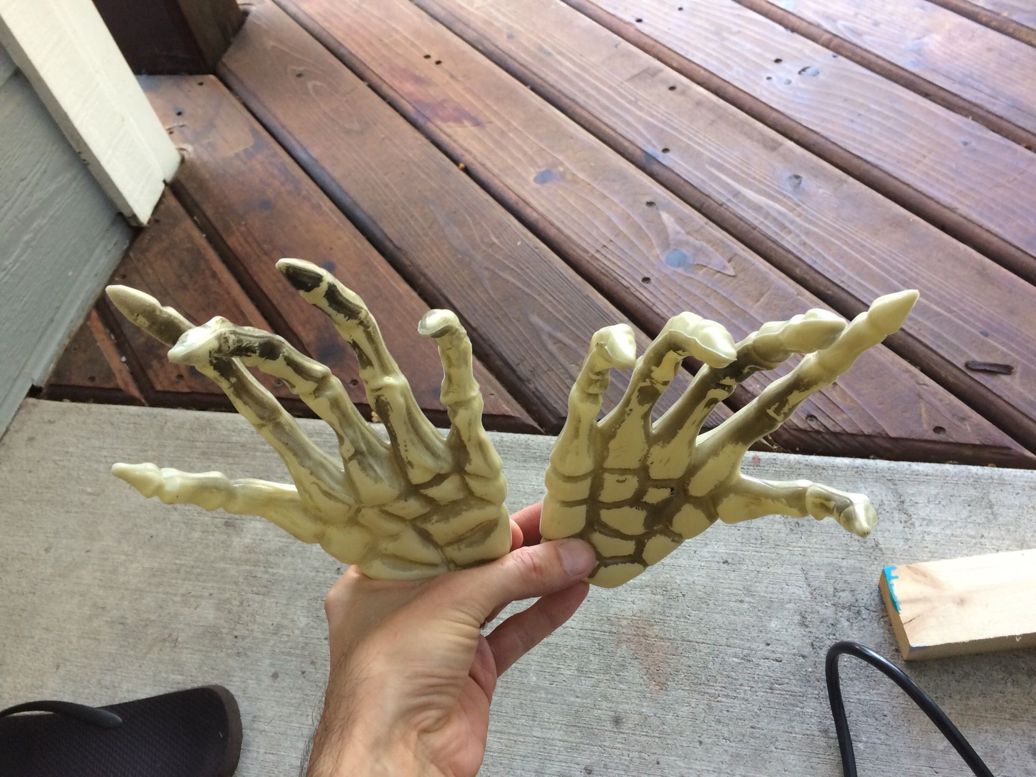 Quick and Spooky: Improving Dollar Store Skeleton Hands With a Heat Gun ...
