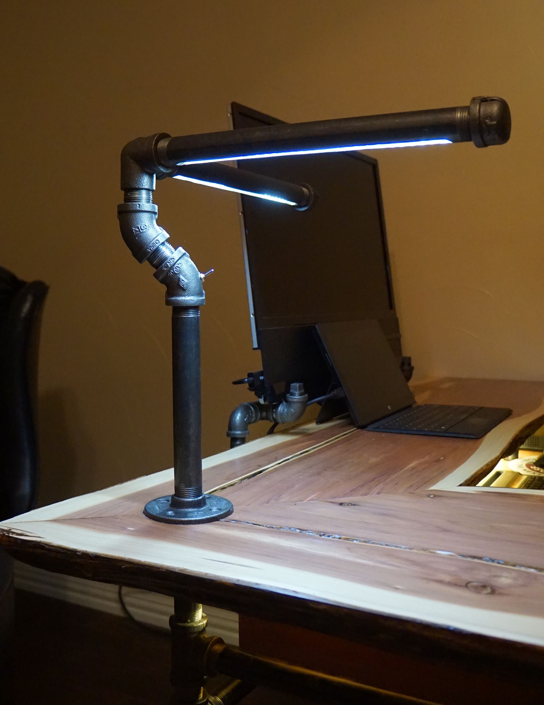 Live Edge Cedar Industrial Computer Desk : 8 Steps (with Pictures ...