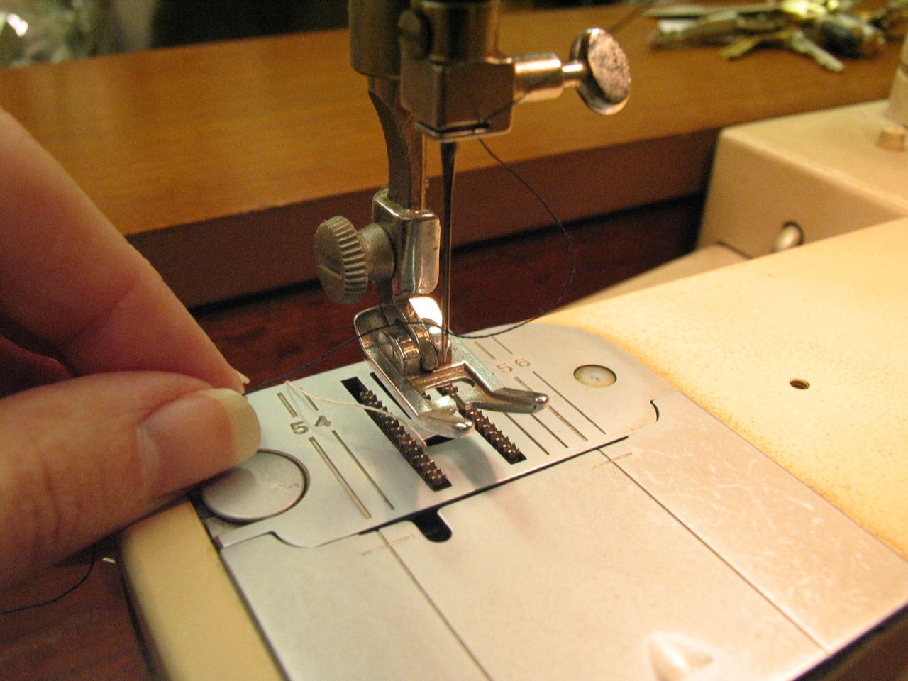 Threading the ITP Singer 534 Stylist : 4 Steps - Instructables