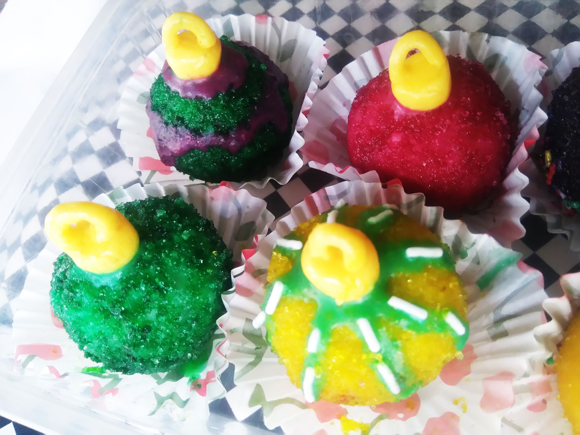 Ornament Cake Balls, With DIY Edible Glitters!!! : 7 Steps (with ...