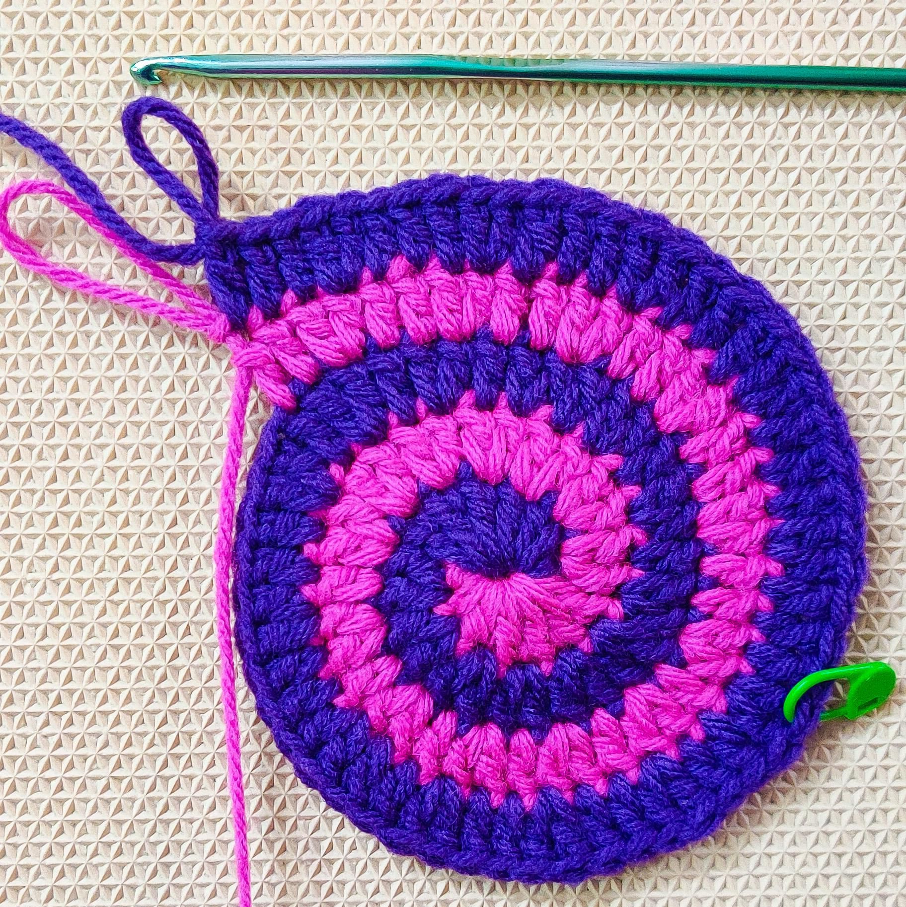 How to Make a Solid Two Color Spiral Crochet Circle : 8 Steps (with ...