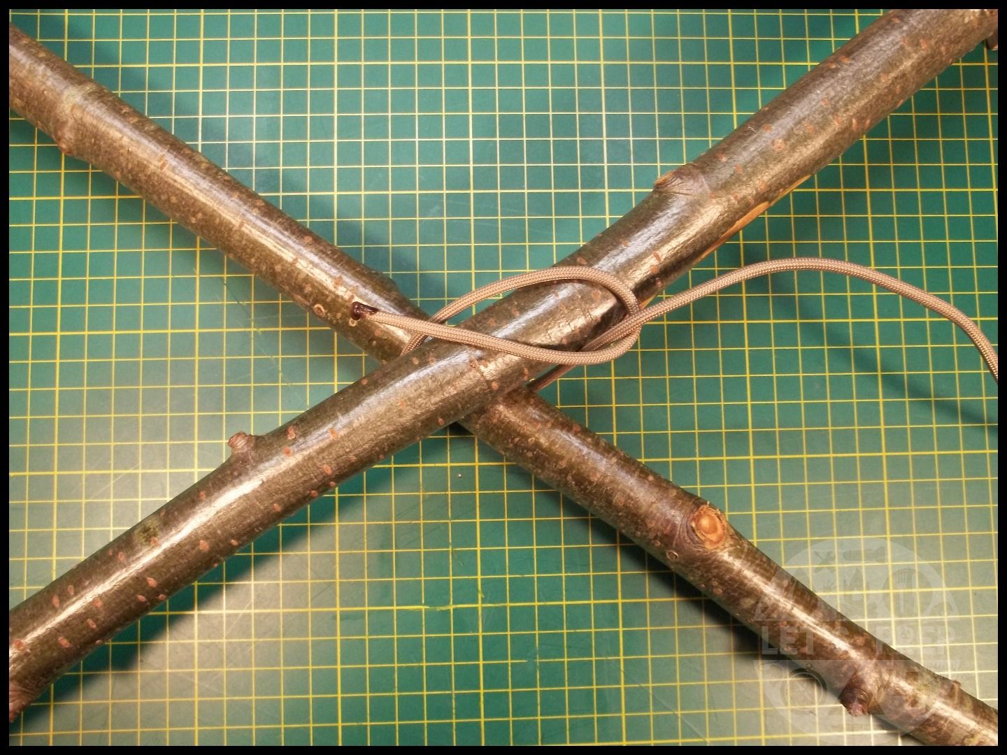 Quick Skills #5: How to Tie Lashings - Pt.2 Diagonal Lashing : 7 Steps ...