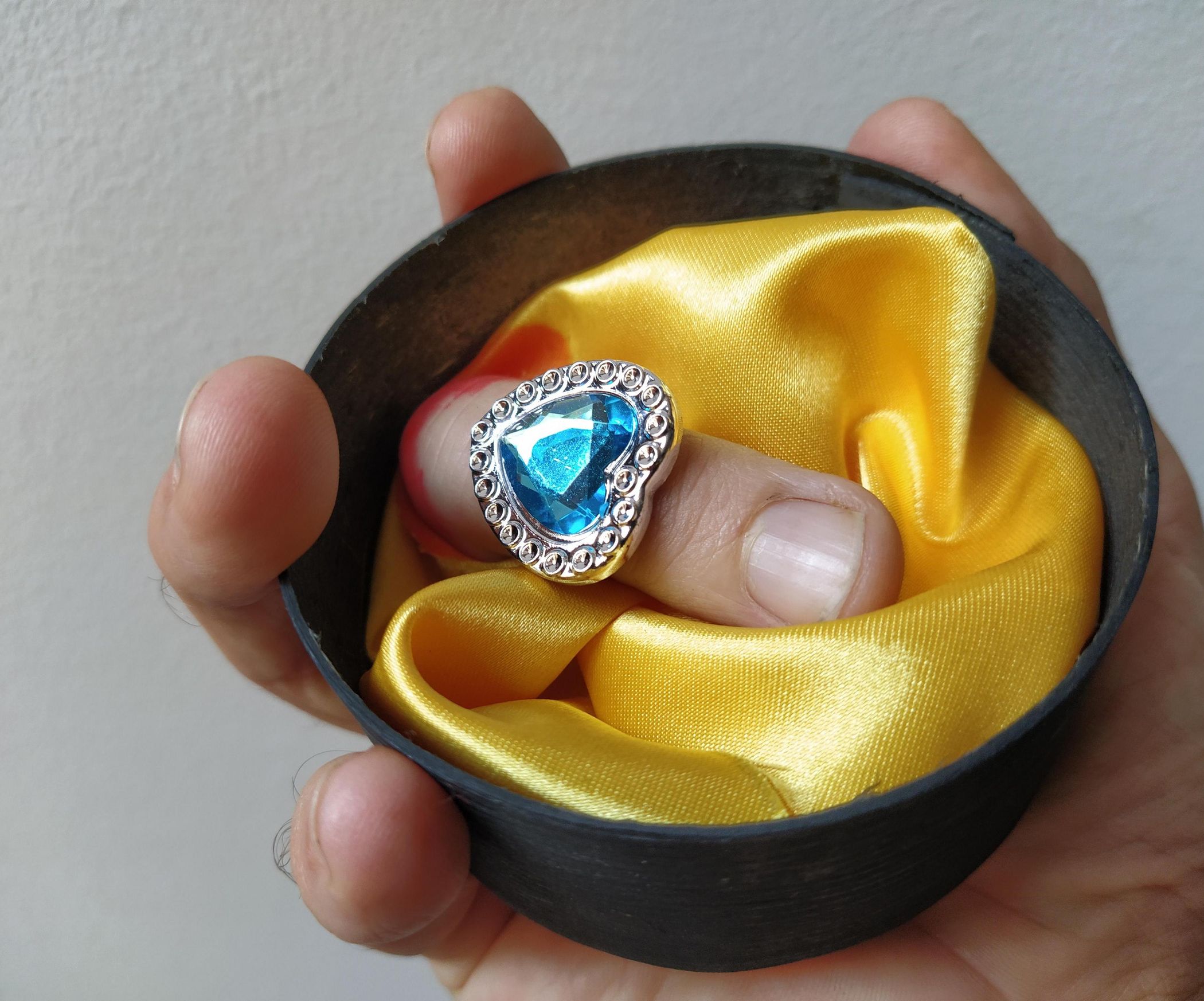 Super Easy Real Finger in a Box : 3 Steps - Instructables