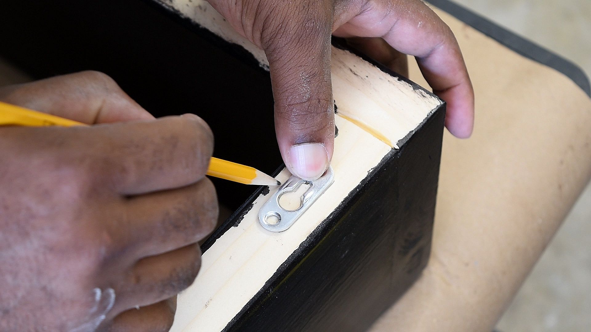 How to Make a $7 Floating Shelf : 6 Steps (with Pictures) - Instructables