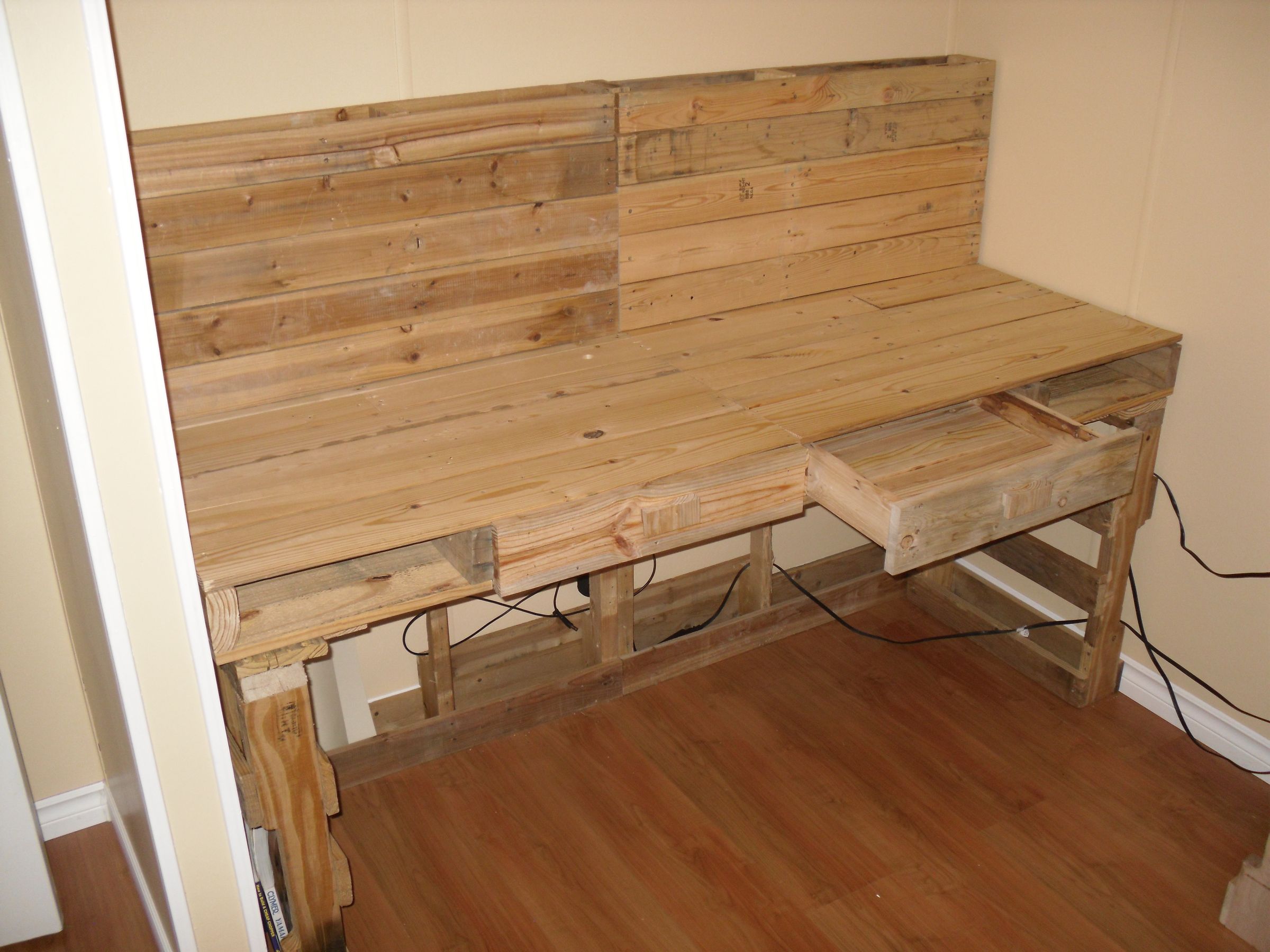 Pallet Computer Desk (with Pictures) - Instructables