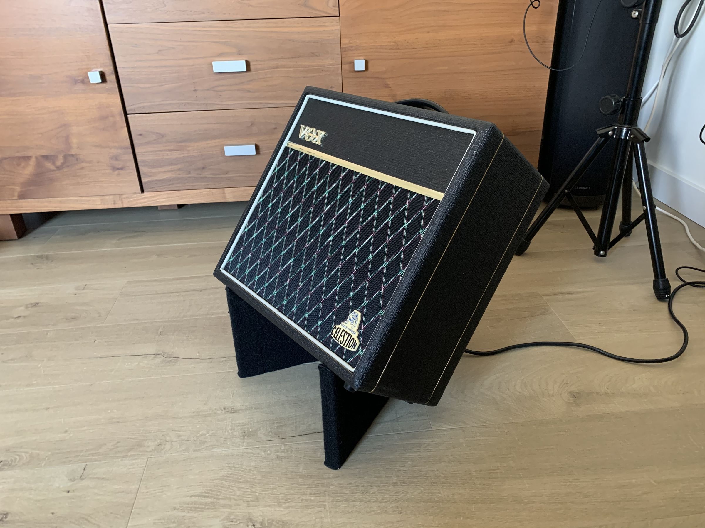 Portable Guitar Amp Stand : 6 Steps - Instructables