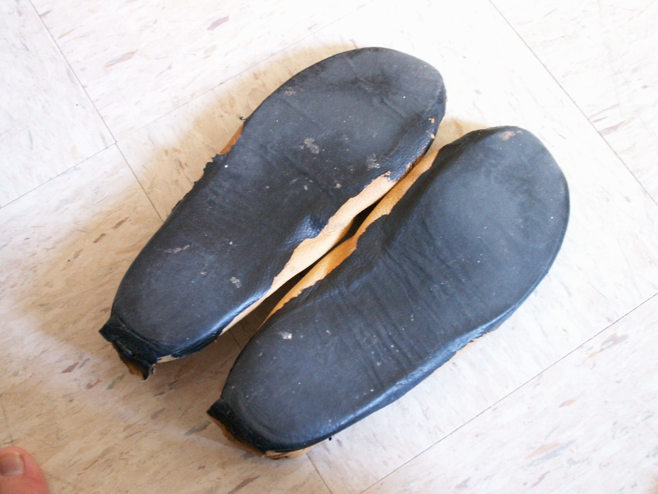 How to Rubberize Moccasin Soles : 8 Steps - Instructables