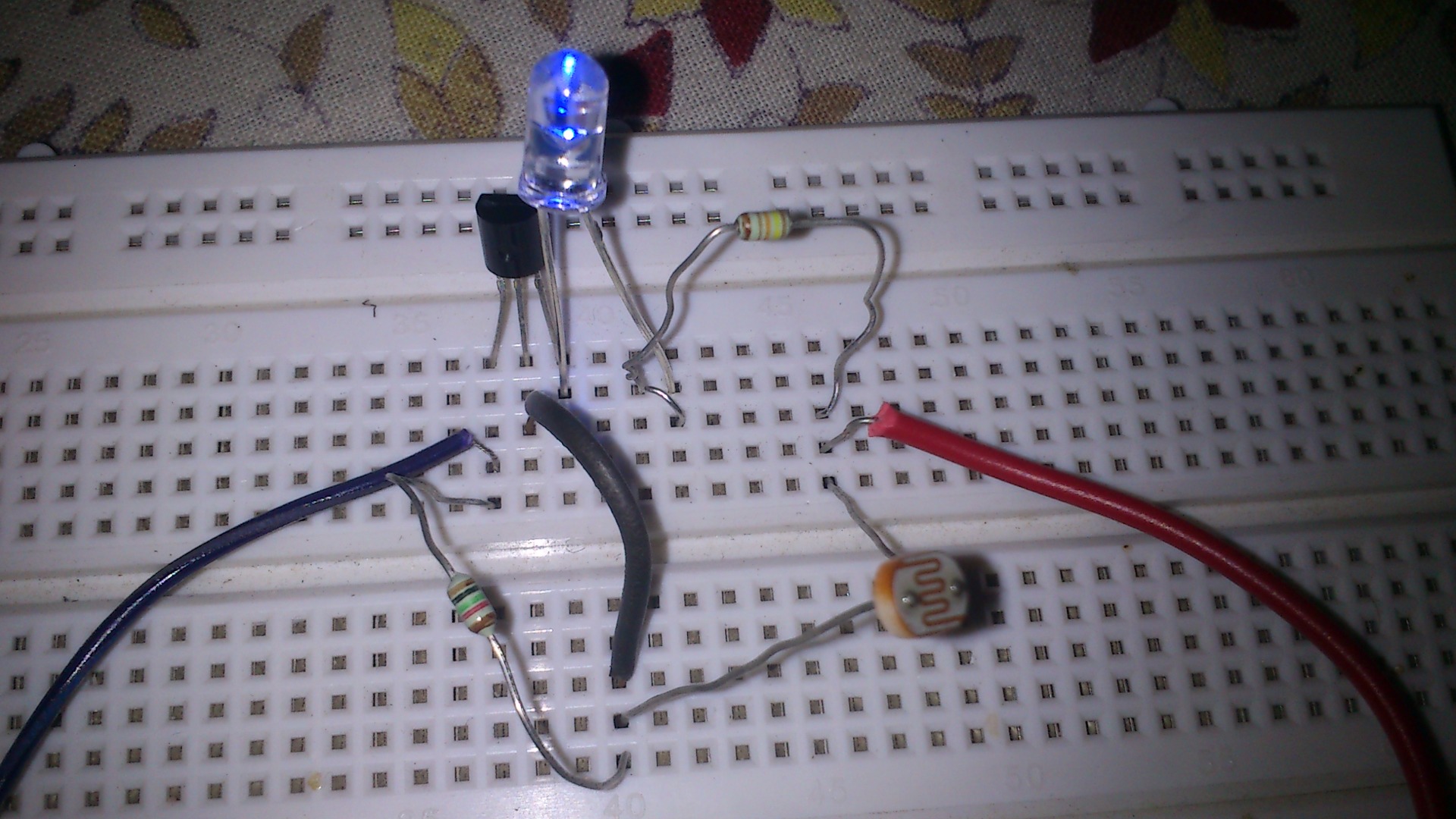 Light/dark Sensor Using BJT Light - Instructables