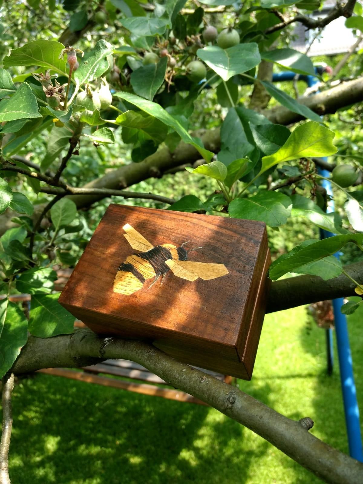 Truely Invisible Hinged Box With Bumblebee Topping : 8 Steps (with ...