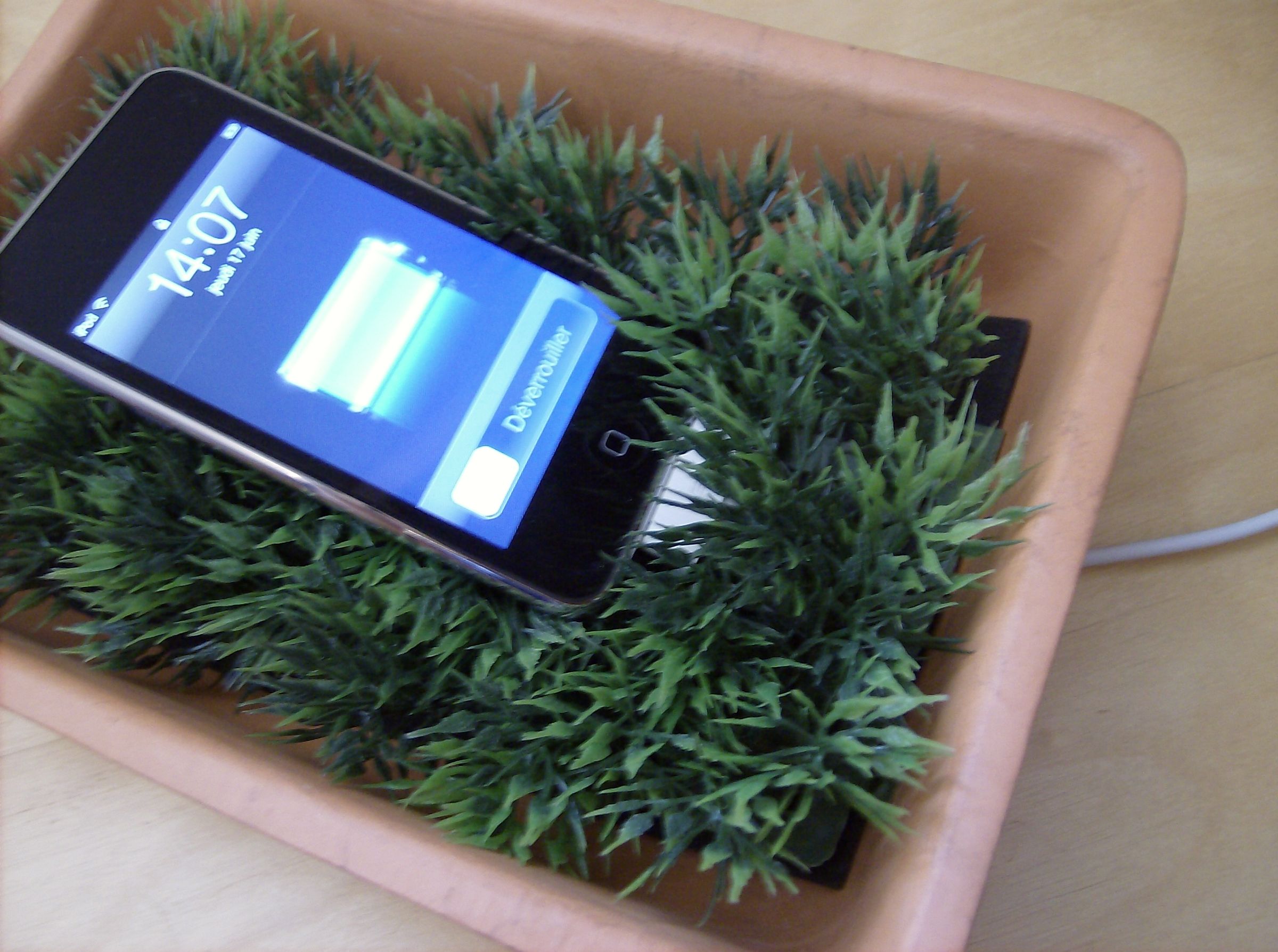 USB Grass Charging Station : 5 Steps (with Pictures) - Instructables