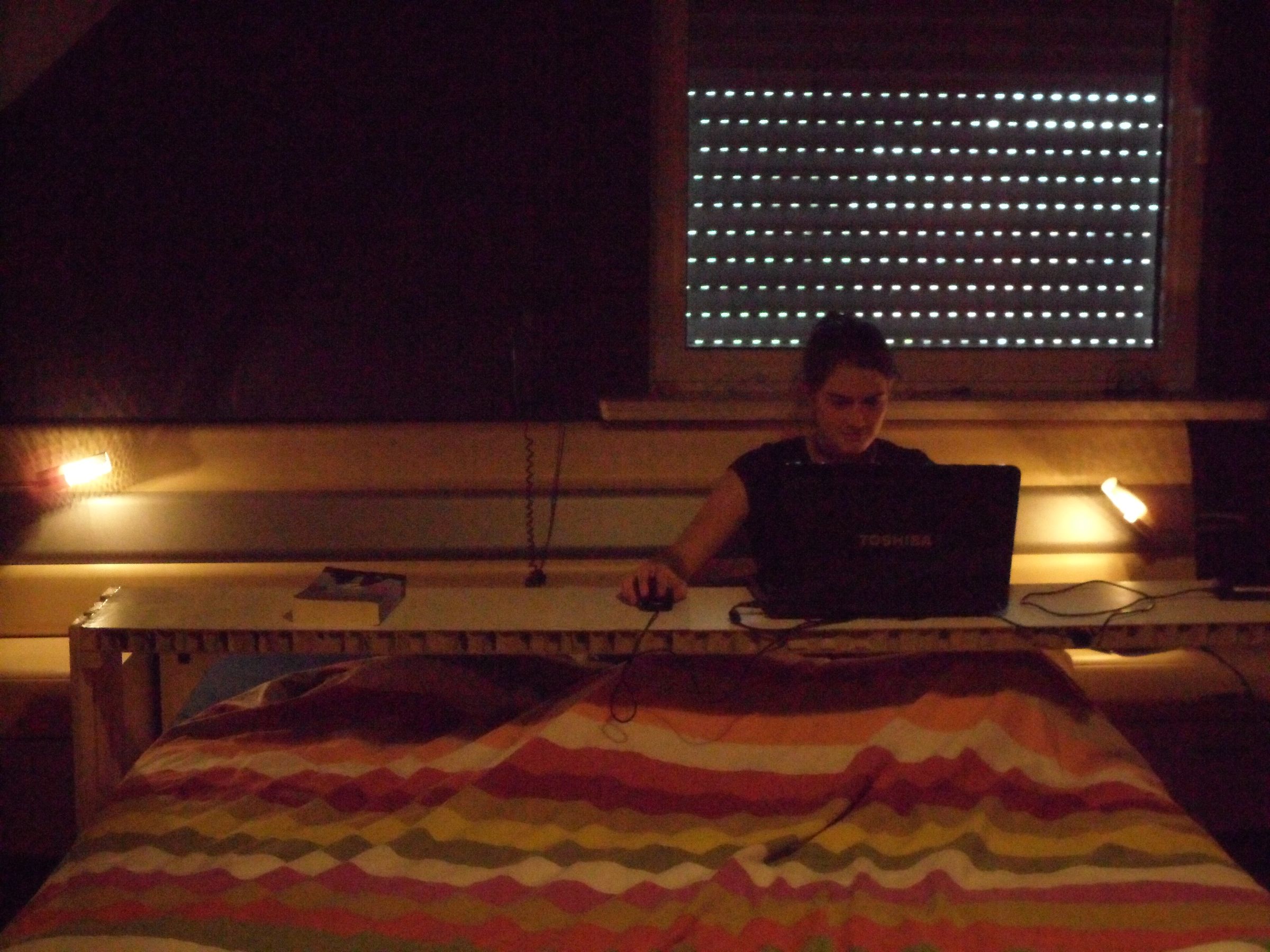 Breakfast/computer Bed Bench : 6 Steps - Instructables