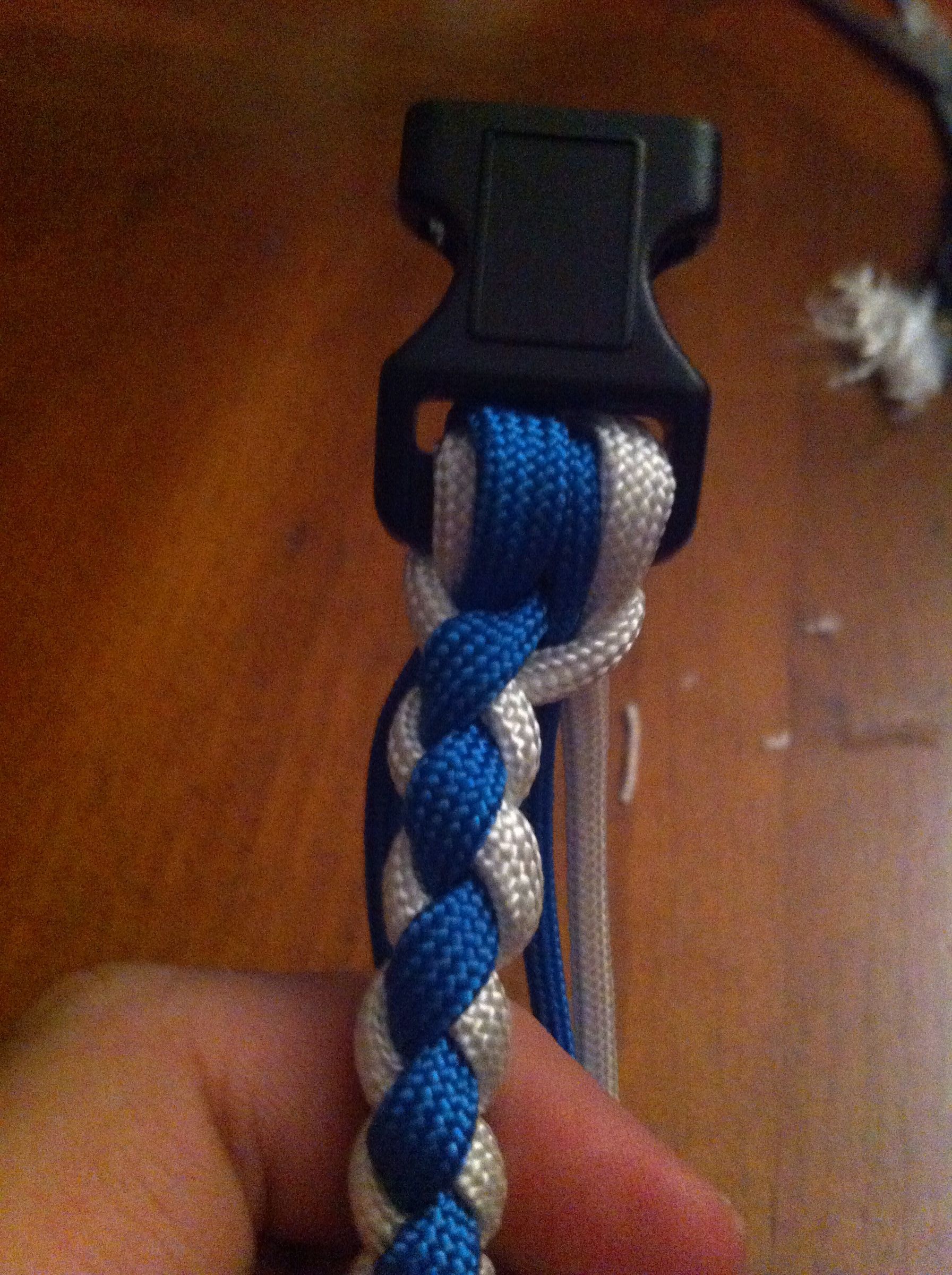 Paracord 4-strand Round Braid : 4 Steps - Instructables
