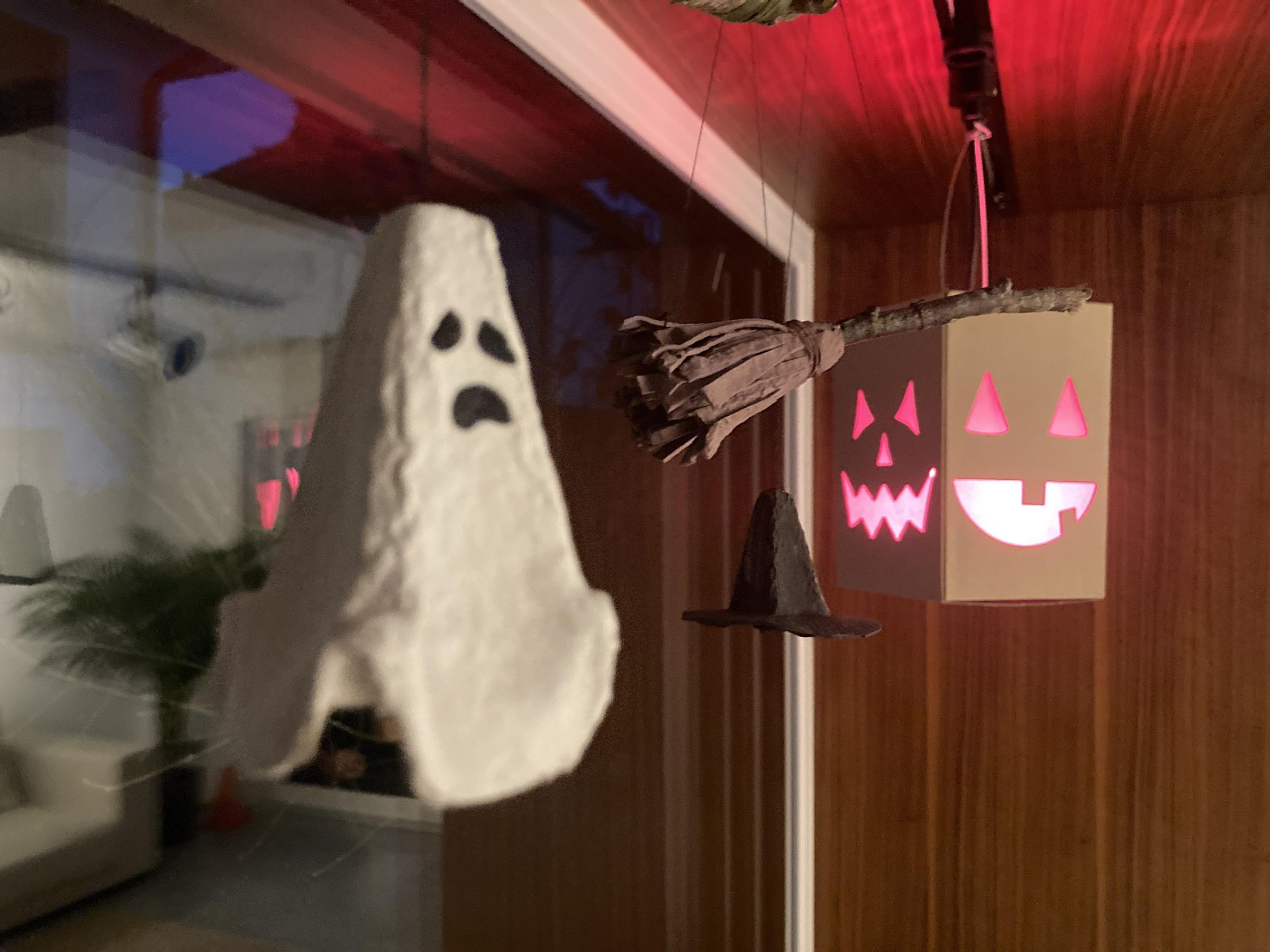 👻🧙‍♀️🧹 Spooky Egg Carton Magic: DIY Hanging Ghosts, Witches’ Brooms ...