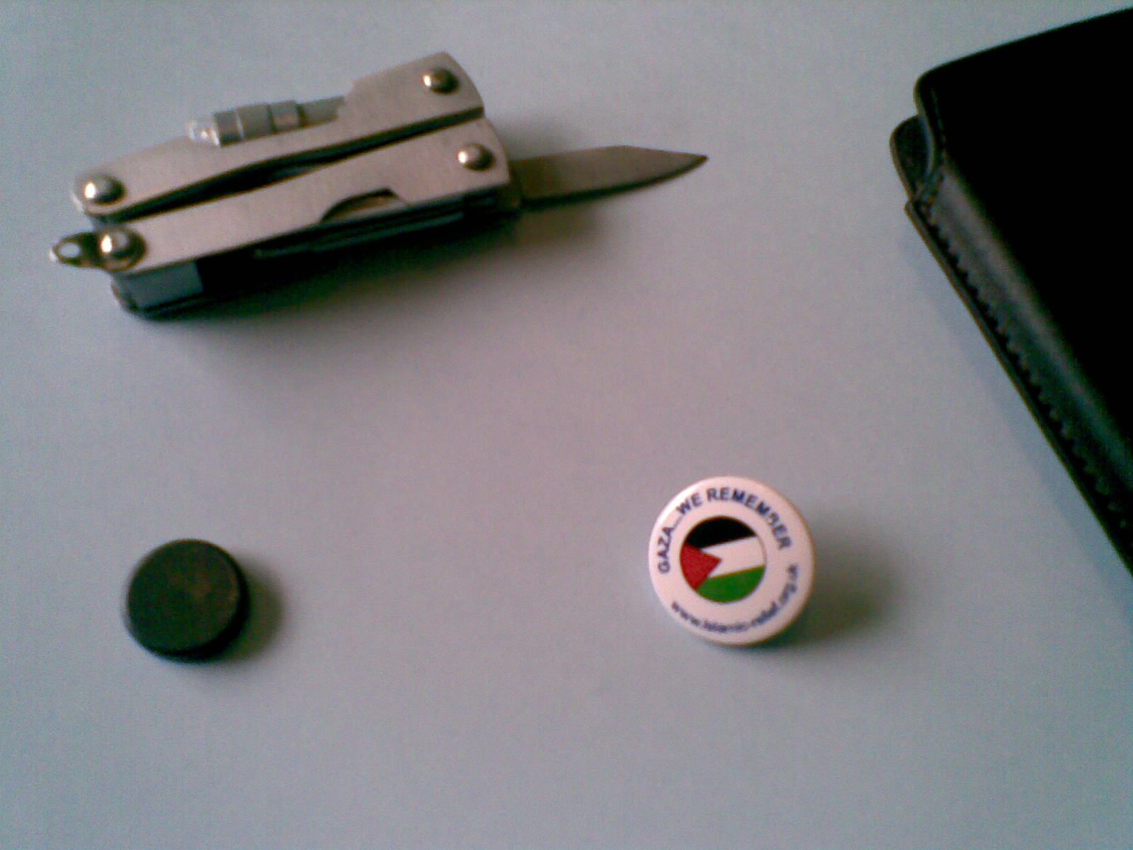 Fix Pin Badges - With Magnets : 3 Steps - Instructables