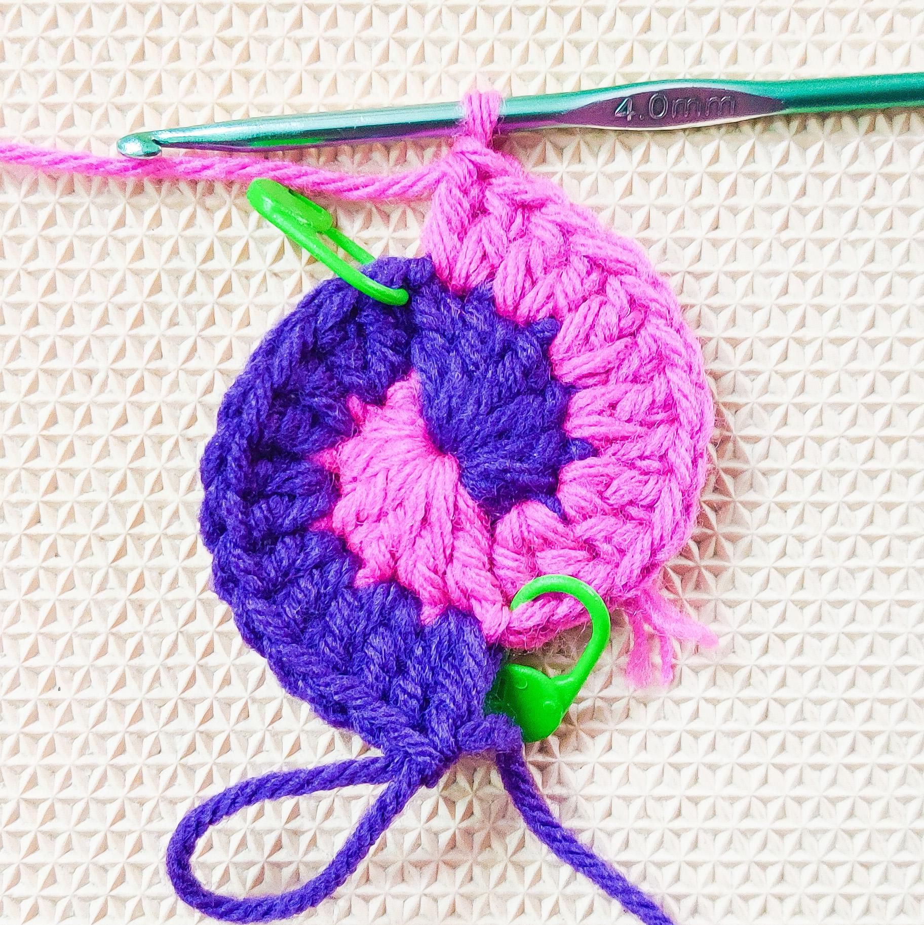 How to Make a Solid Two Color Spiral Crochet Circle : 8 Steps (with ...