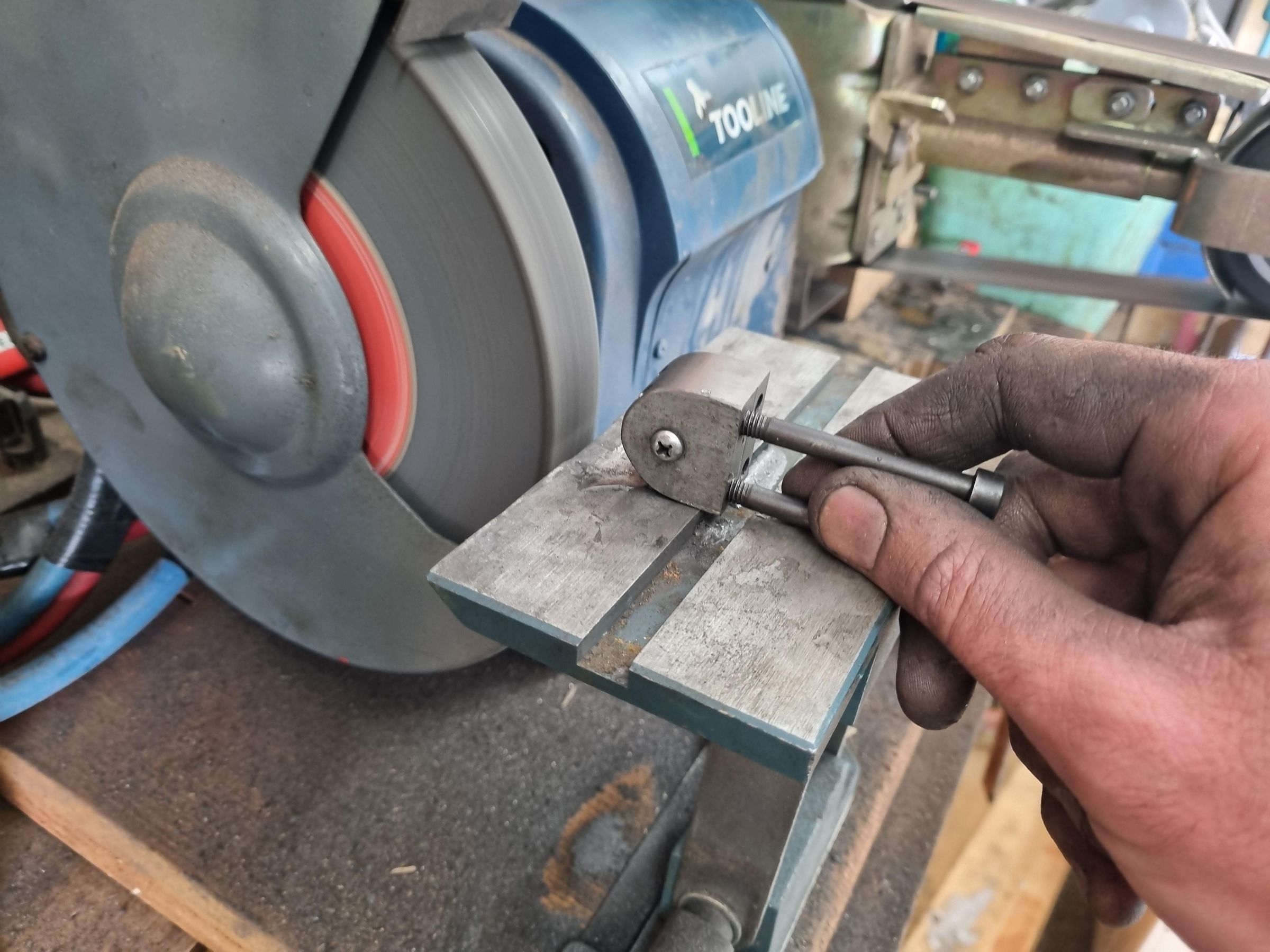 Scrap Metal Grinder Tool Rest : 7 Steps (with Pictures) - Instructables