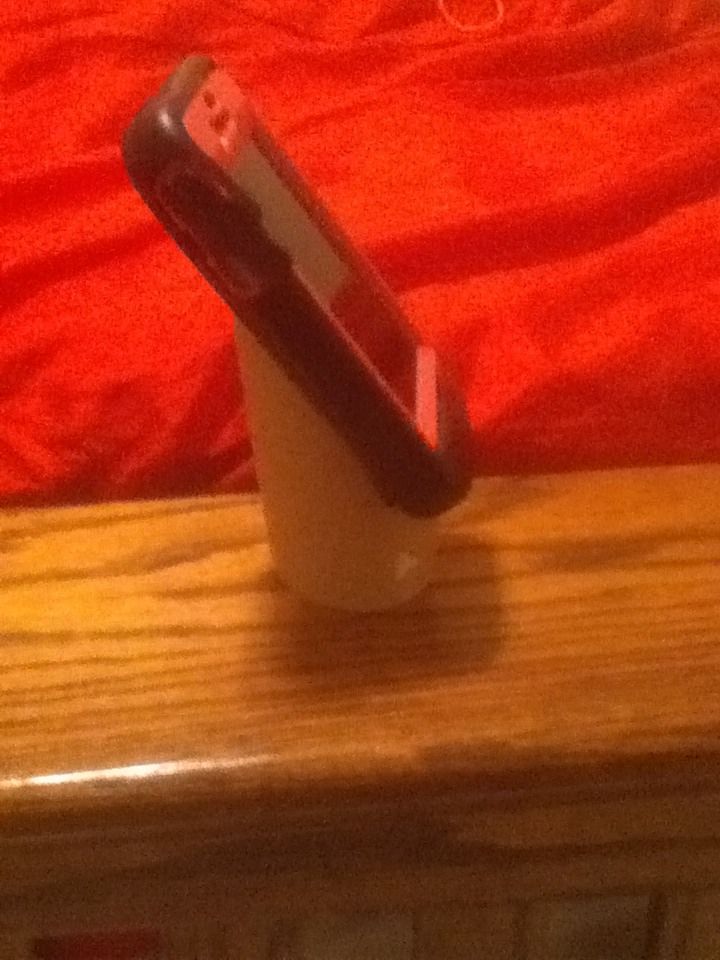 IPod or IPhone Stand for 0$ : 4 Steps - Instructables