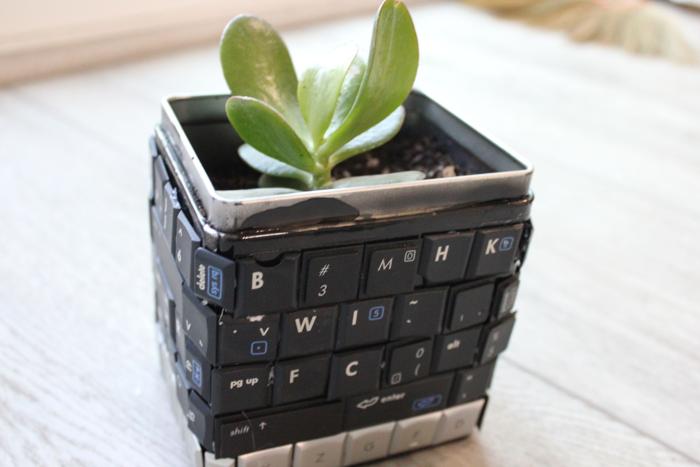 Computer Keyboard Desk Decor : 5 Steps - Instructables