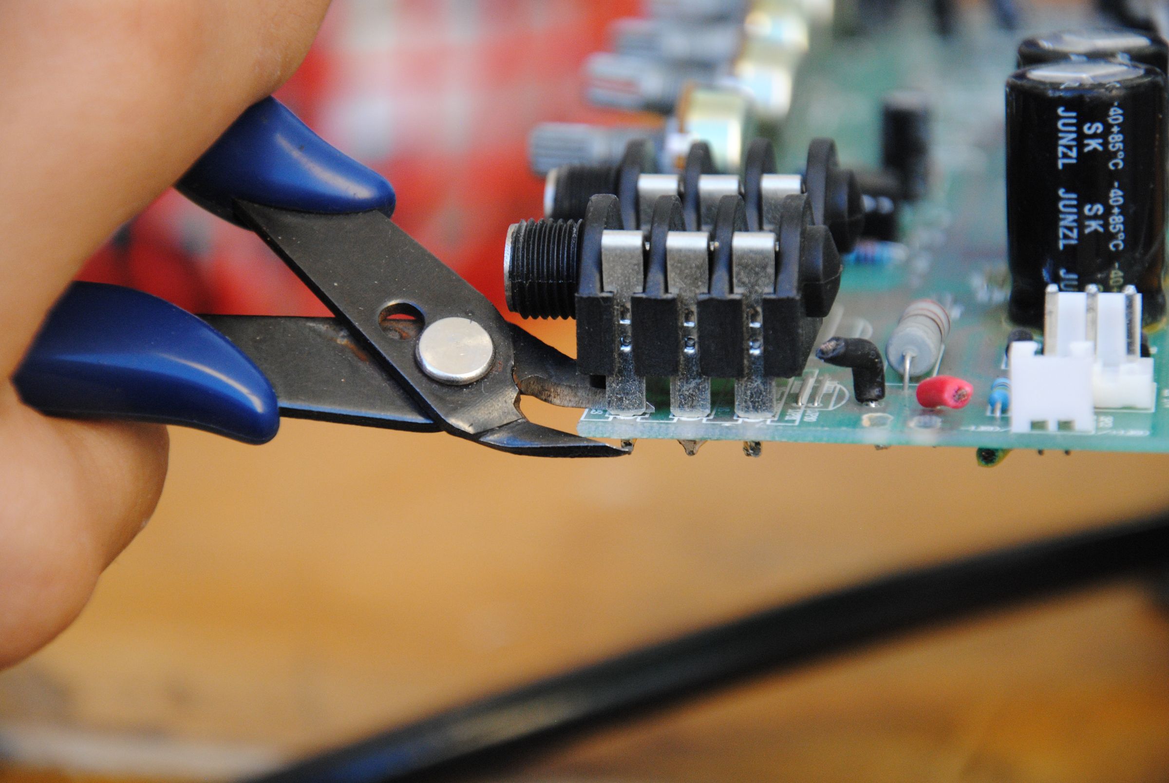 How to Desolder Electronic Components From Circuit Boards - 7 Tips ...