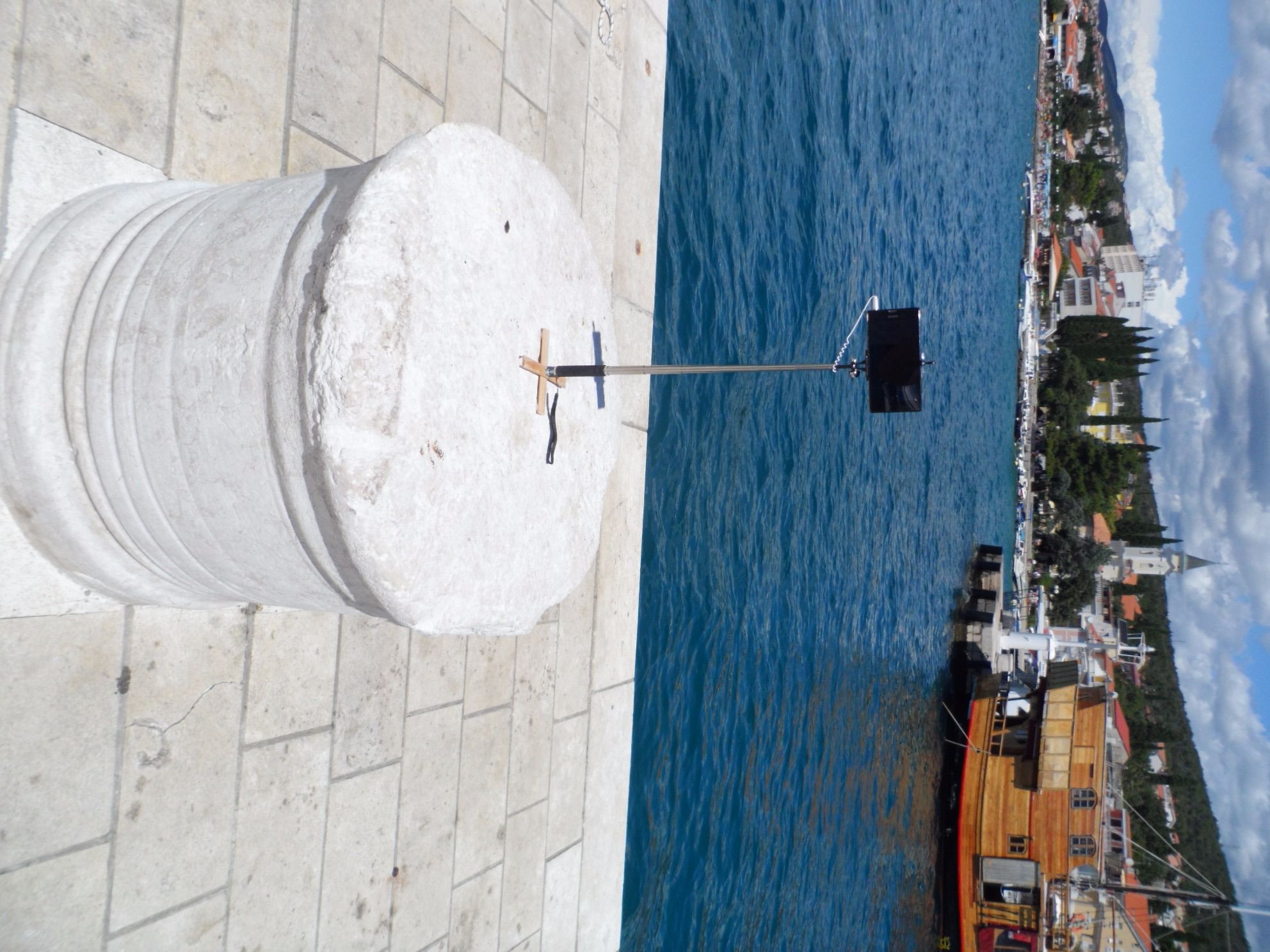 Selfie Stick Hands Free Stand : 4 Steps - Instructables