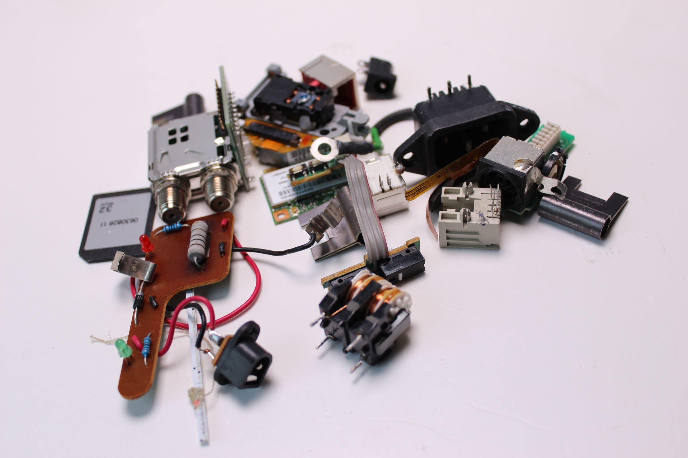 Sparebots Selfmade Electronic Waste DIY Project : 4 Steps - Instructables