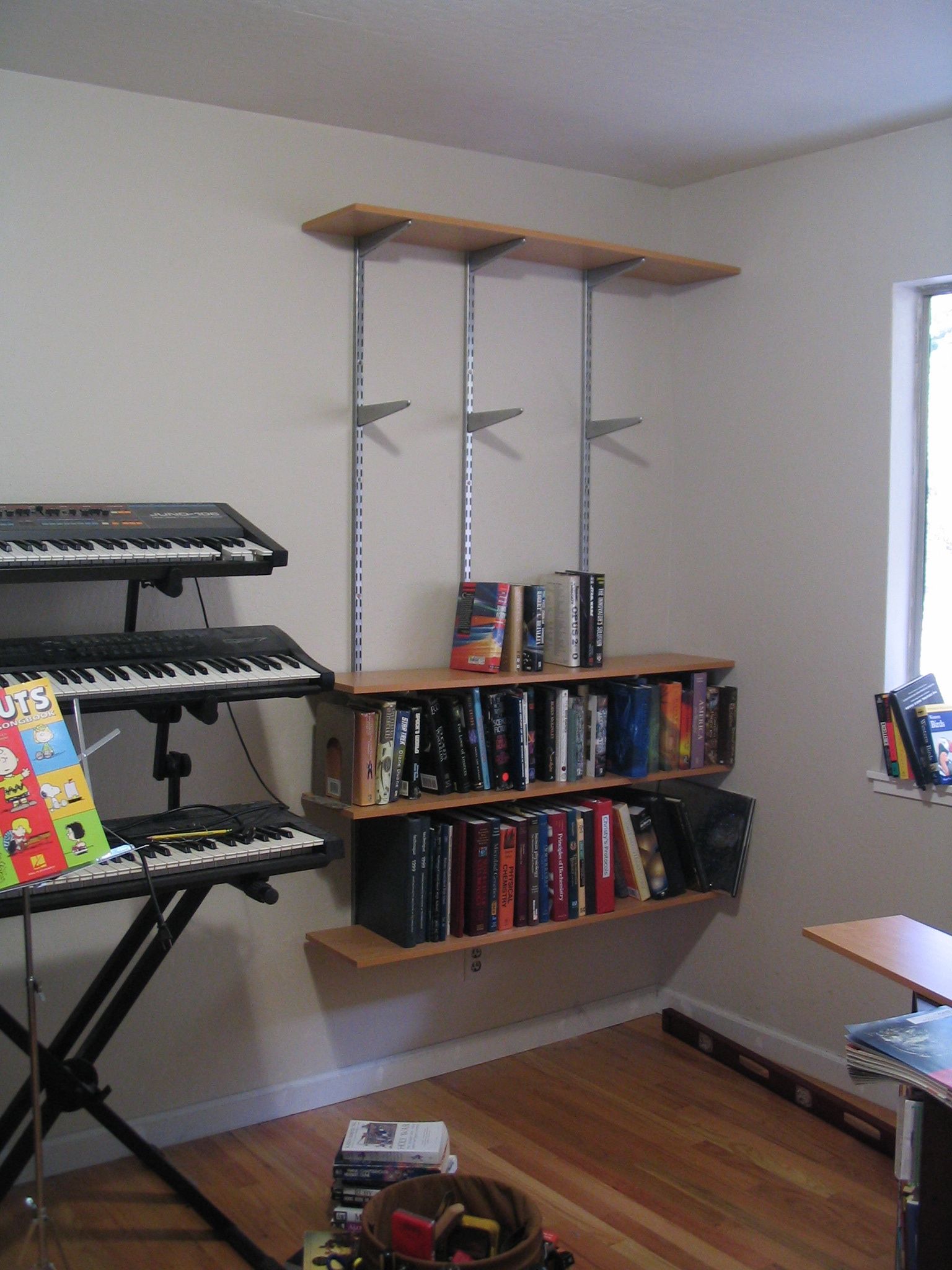 How to Install Standard-and-Bracket Book Shelves : 7 Steps (with ...